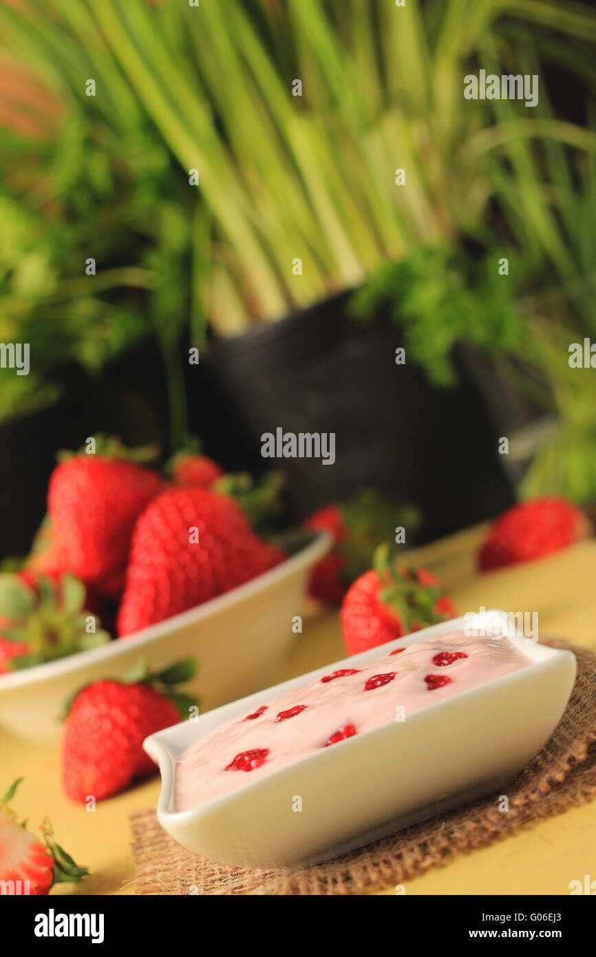strawberry yogurt 1 Stock Photo - Alamy
