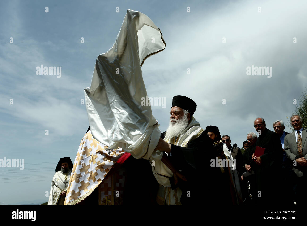 Athens, Greece. 29th Apr, 2016. A high priest shows the body of Christ ...