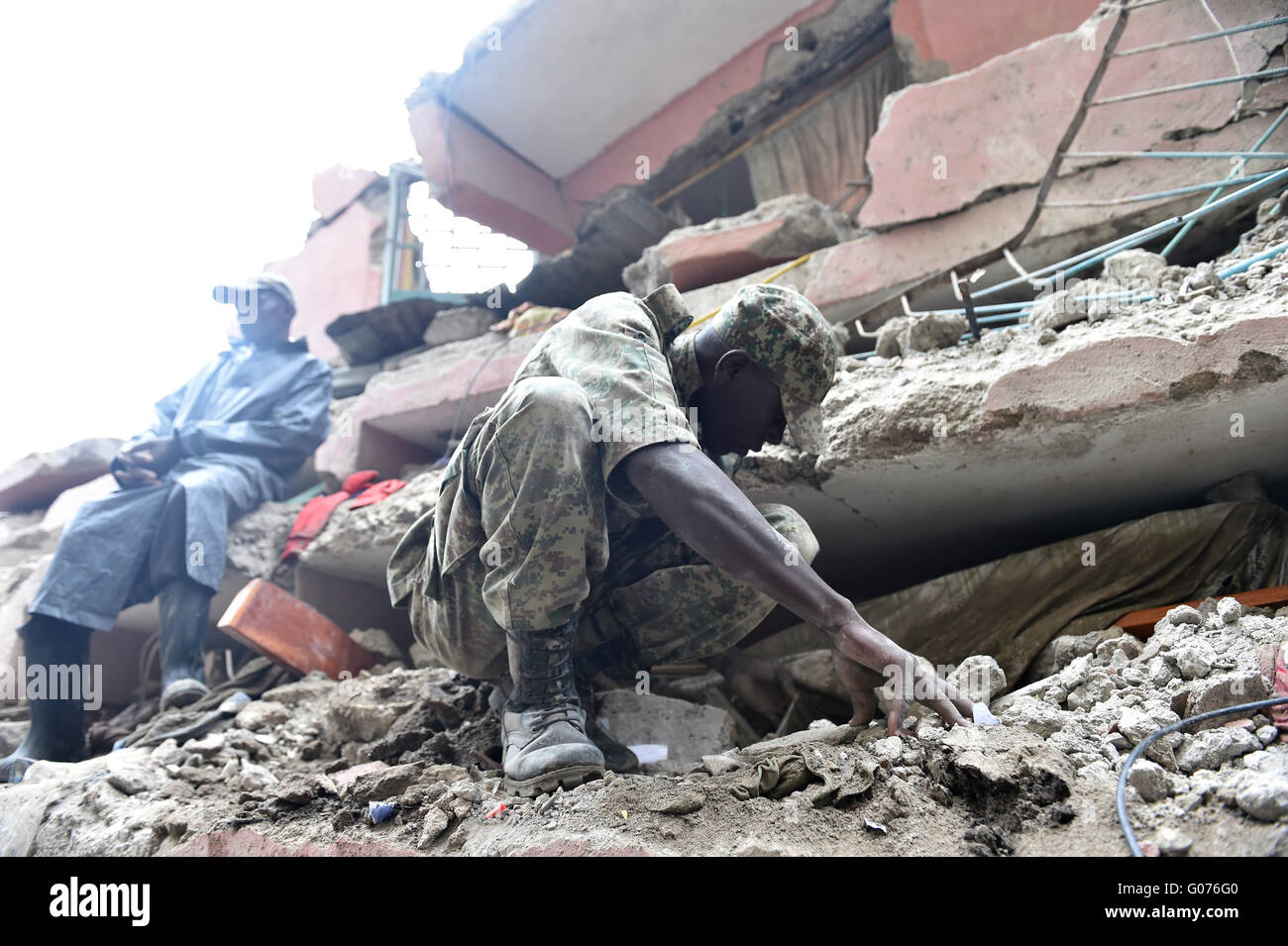 Nairobi, Kenya. 30th Apr, 2016. Rescuers search for survivors at the ...