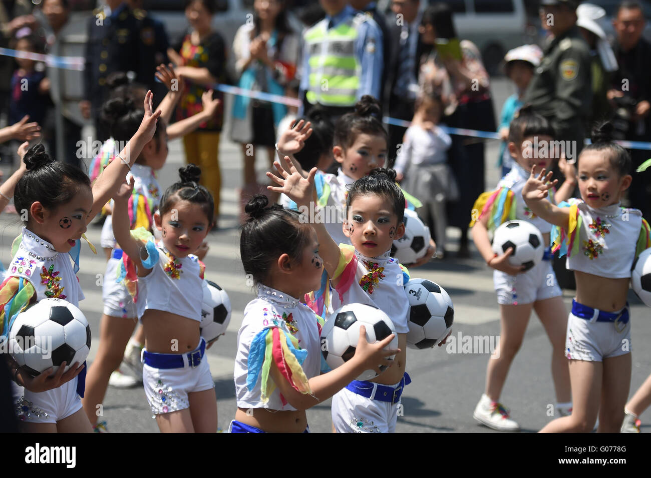 Hangzhou, China's Zhejiang Province. 30th Apr, 2016. Kids performer ...