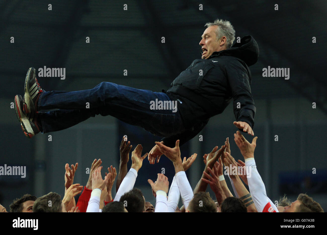 Freiburg's team celebrating their coach Christian Streich after the 2:1 ...