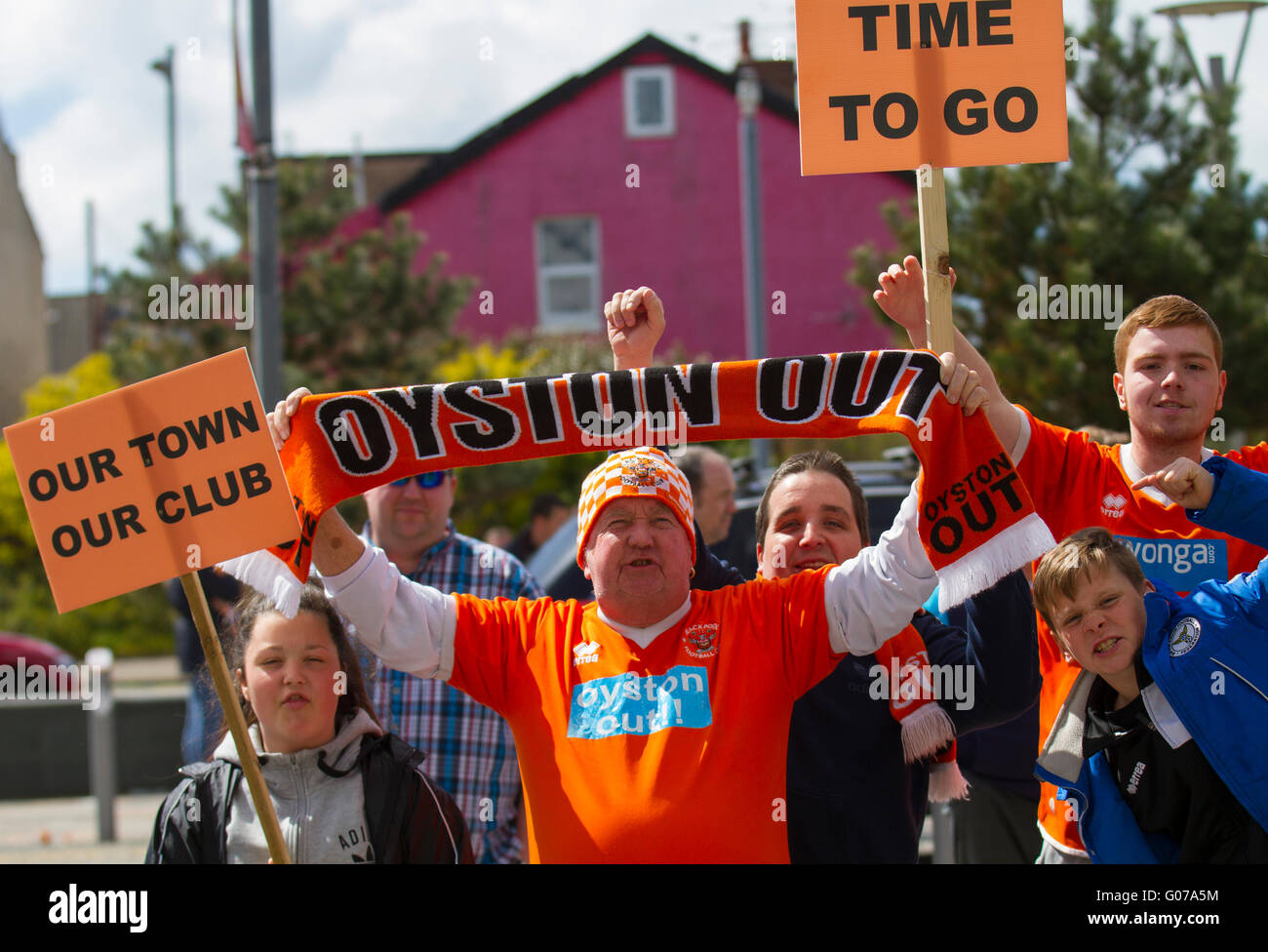 Blackpool fans outside of bloomfield road hi-res stock photography and ...