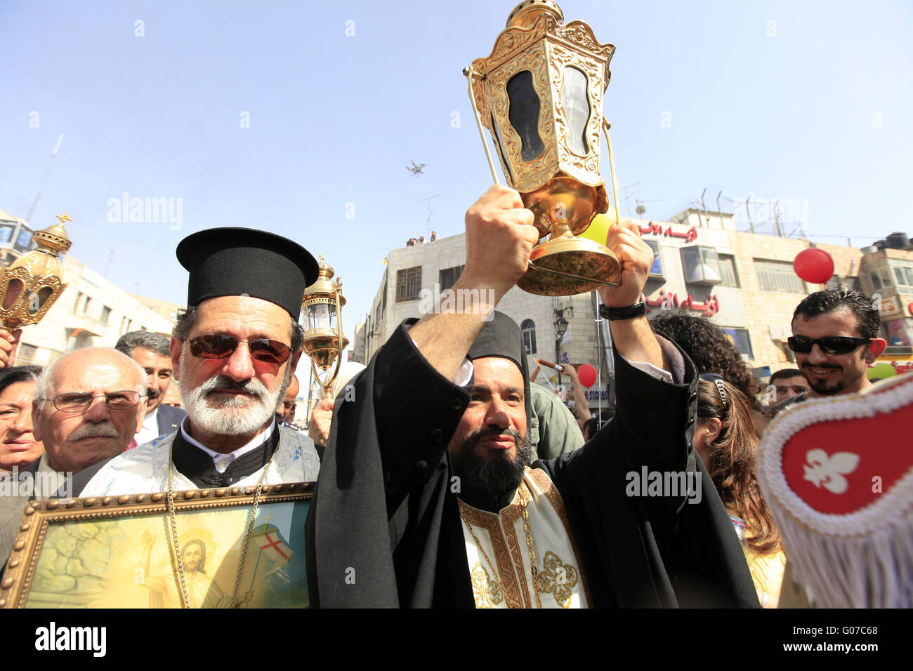 Ramallah, West Bank, Palestine. 11th Aug, 2014. Palestinians lined the ...