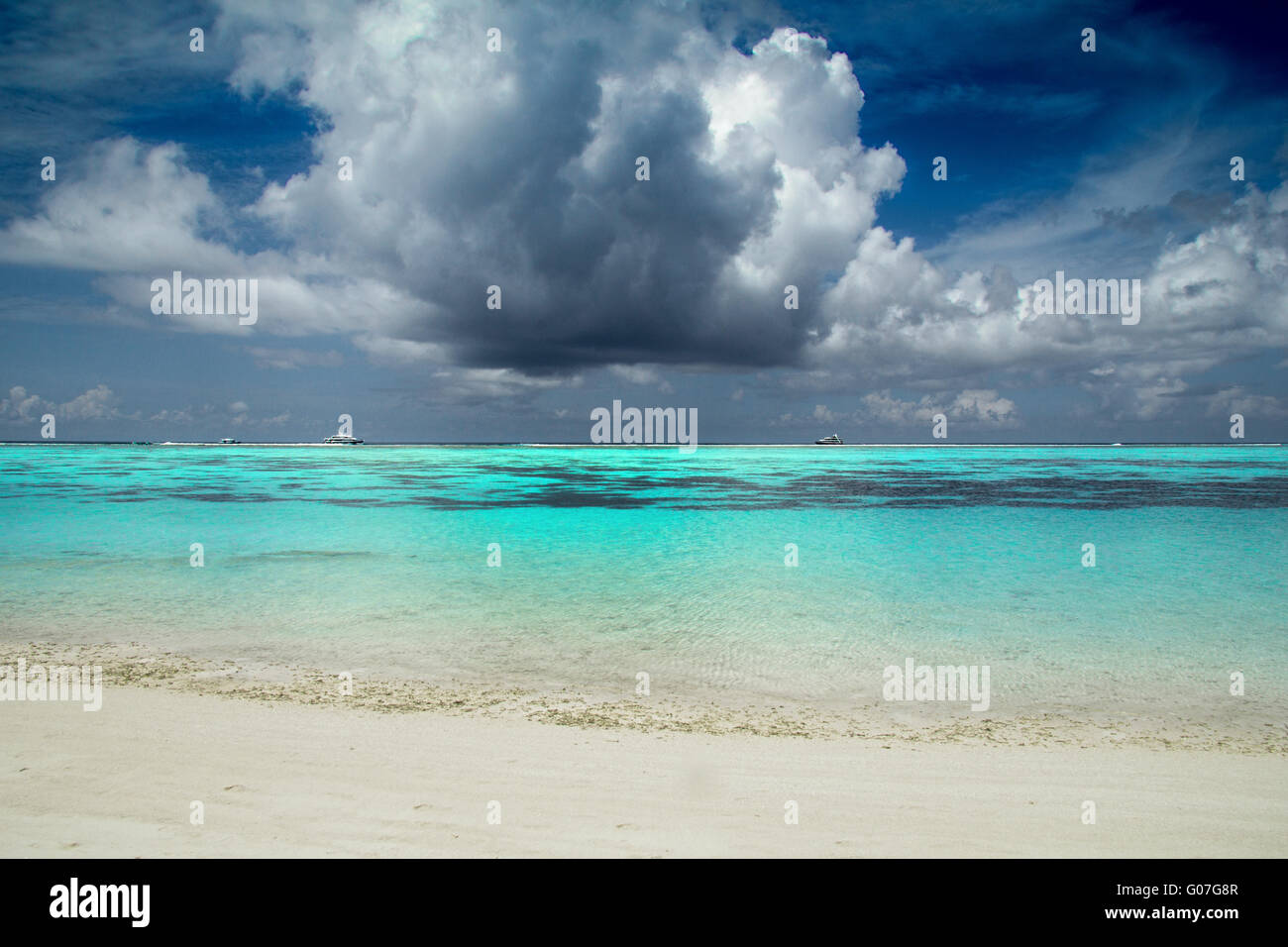 Maldives beach at sunset resorts hi-res stock photography and images ...