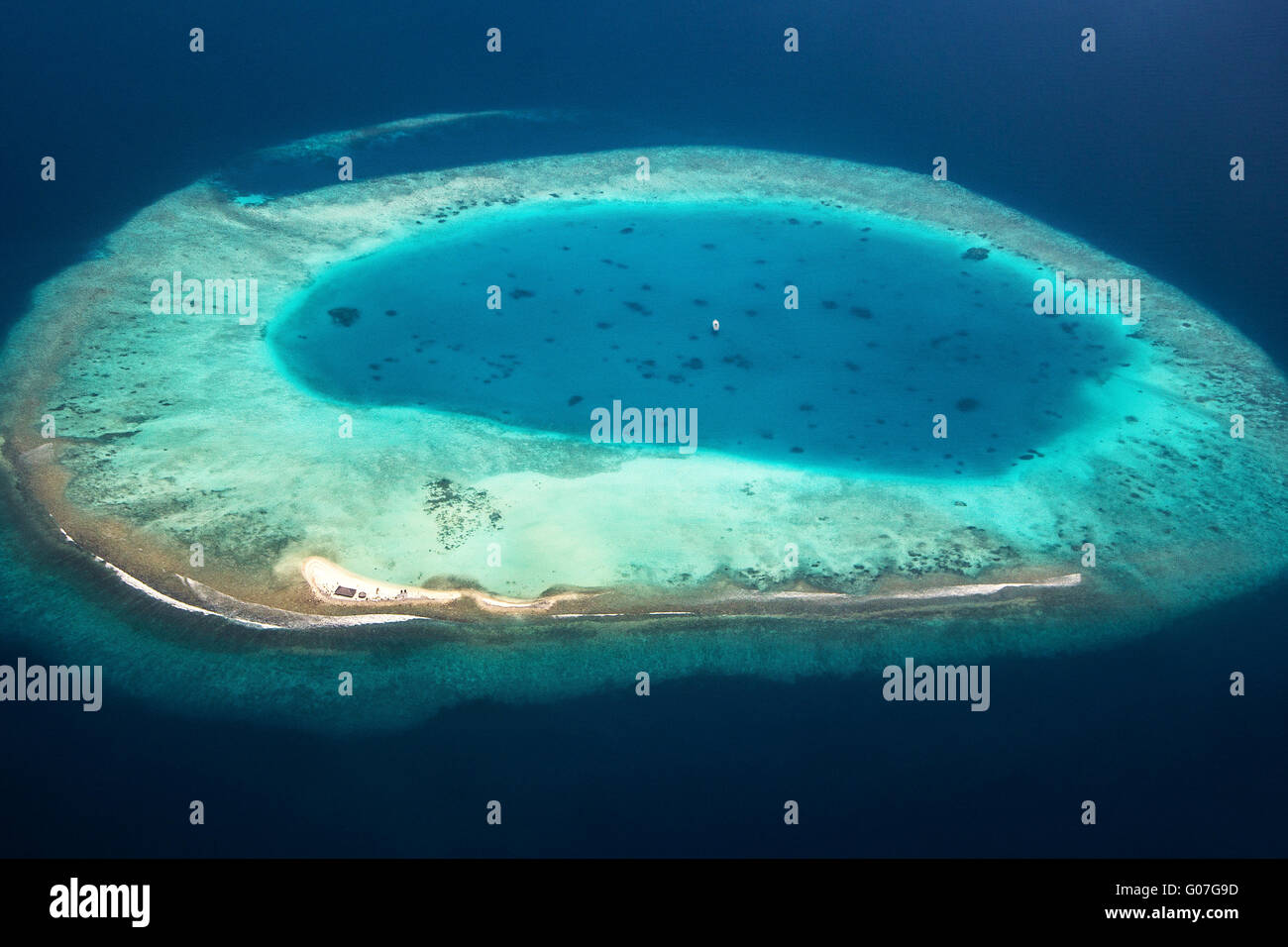 Flight reef atoll hi-res stock photography and images - Alamy