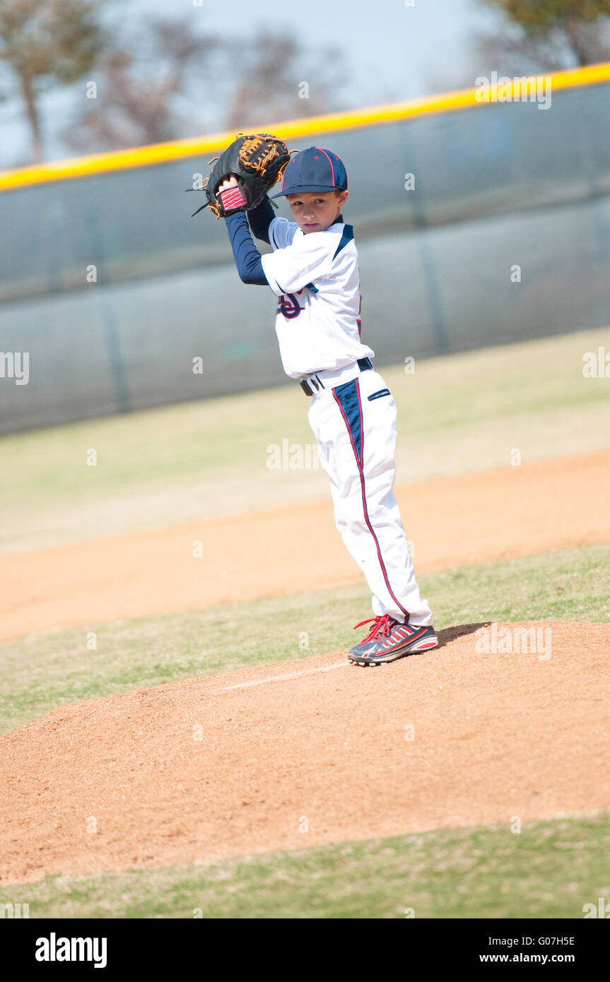 Little league pitcher starting his wind up Stock Photo - Alamy
