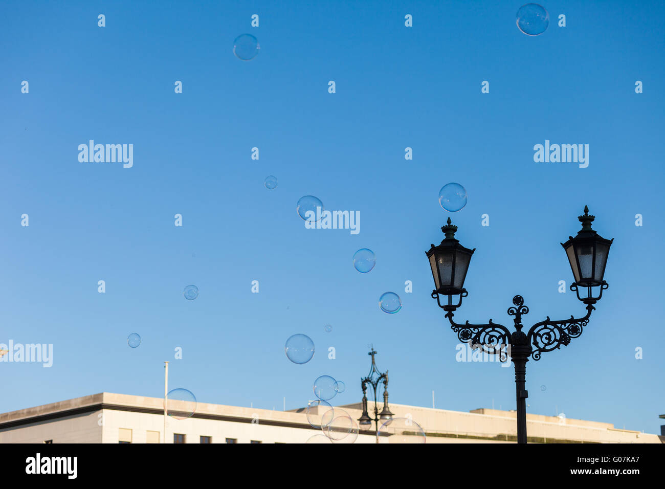Soap bubbles floating through the air near Berlin's Brandenburg Gate ...