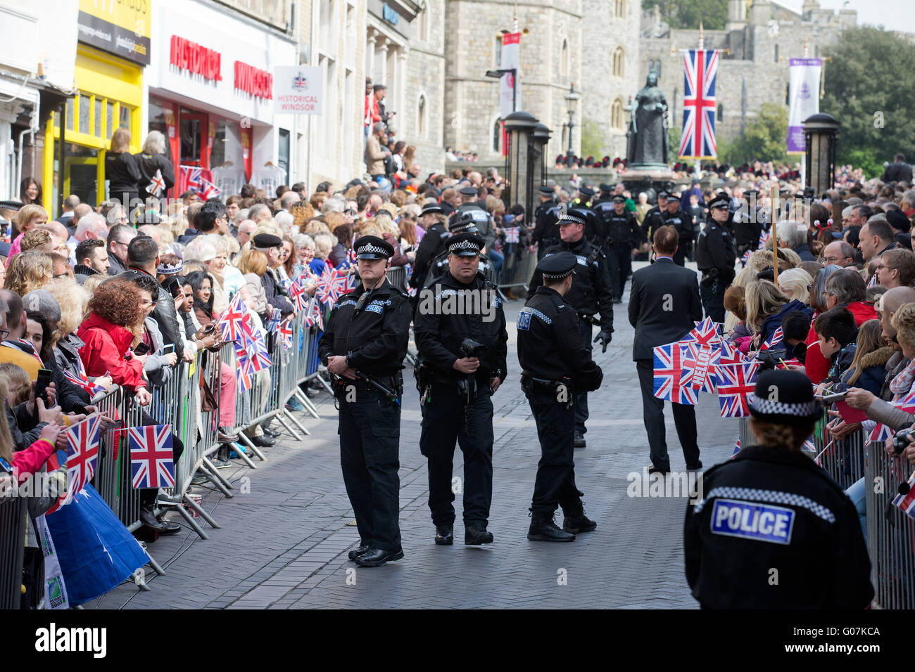 Police keep watch over crowds gathered to see Queen Elizabeth II in ...