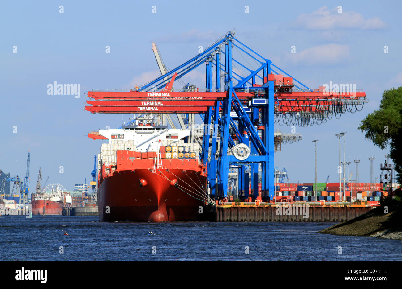 Kran und container hi-res stock photography and images - Alamy