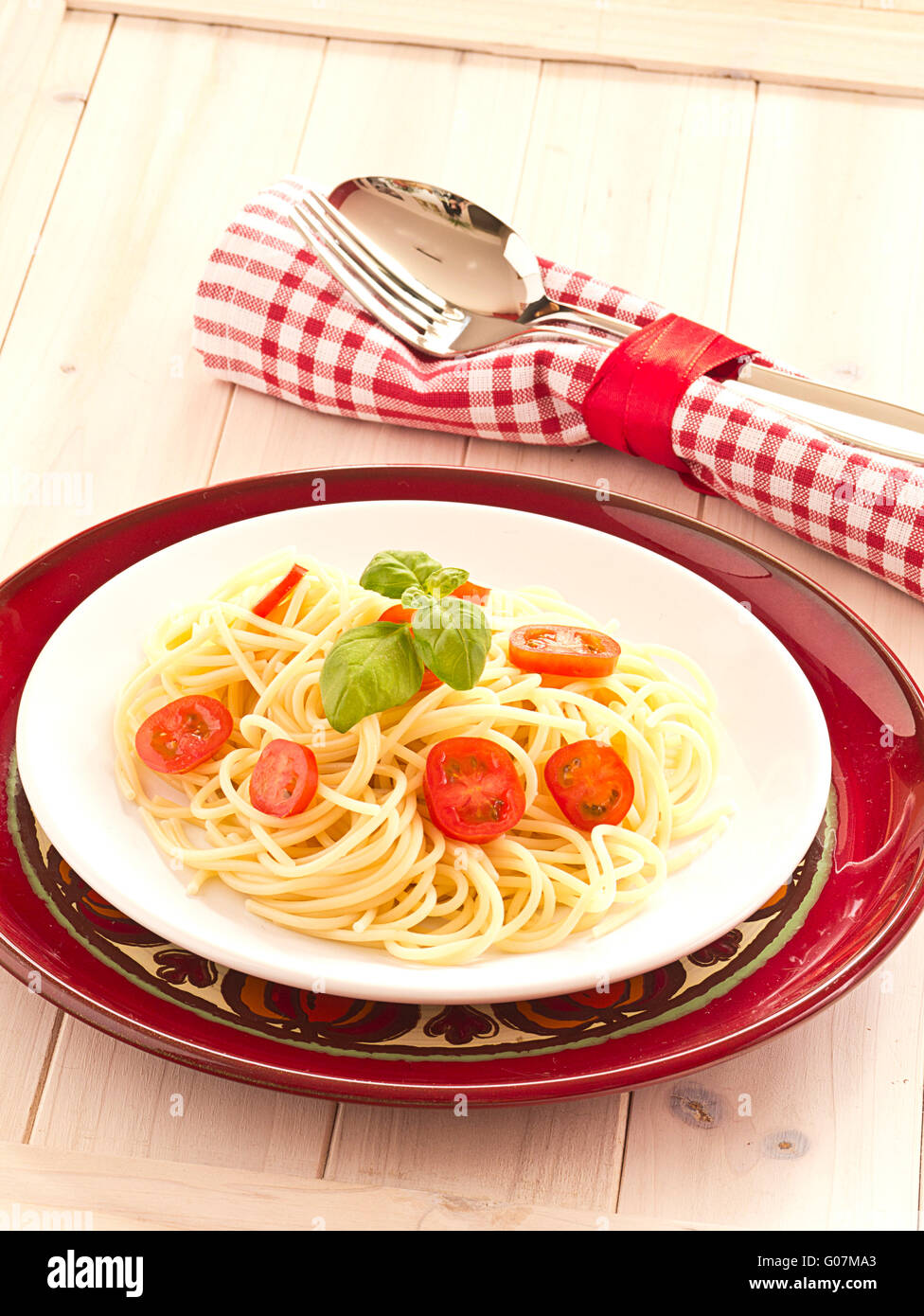Spaghetti with cocktail tomatoes and fresh basil Stock Photo - Alamy