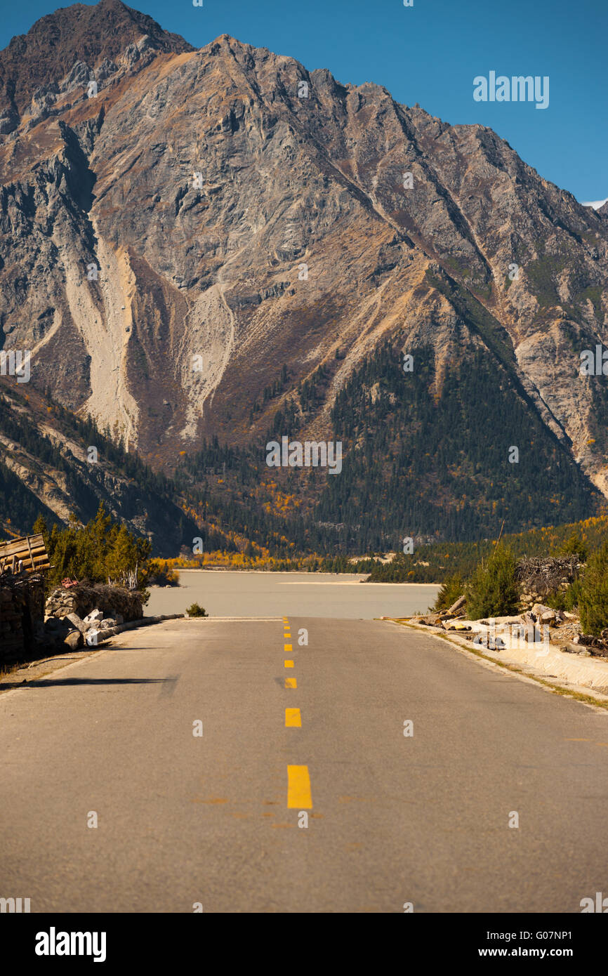 G318 Road Highway Tibet Mountain River Landscape Stock Photo - Alamy