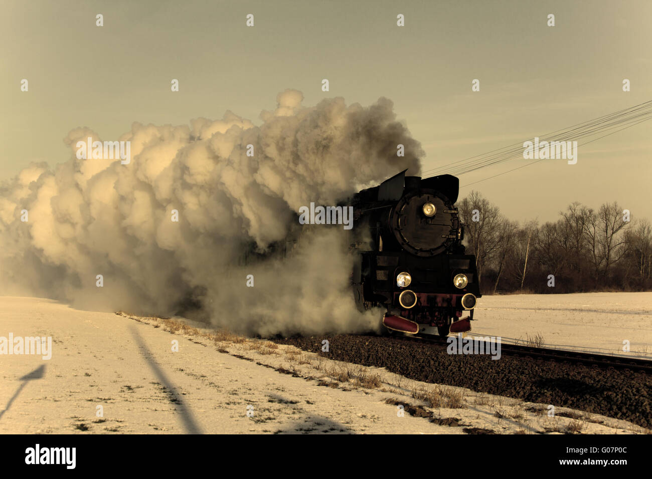 Vintage steam train puffing through countryside du Stock Photo - Alamy