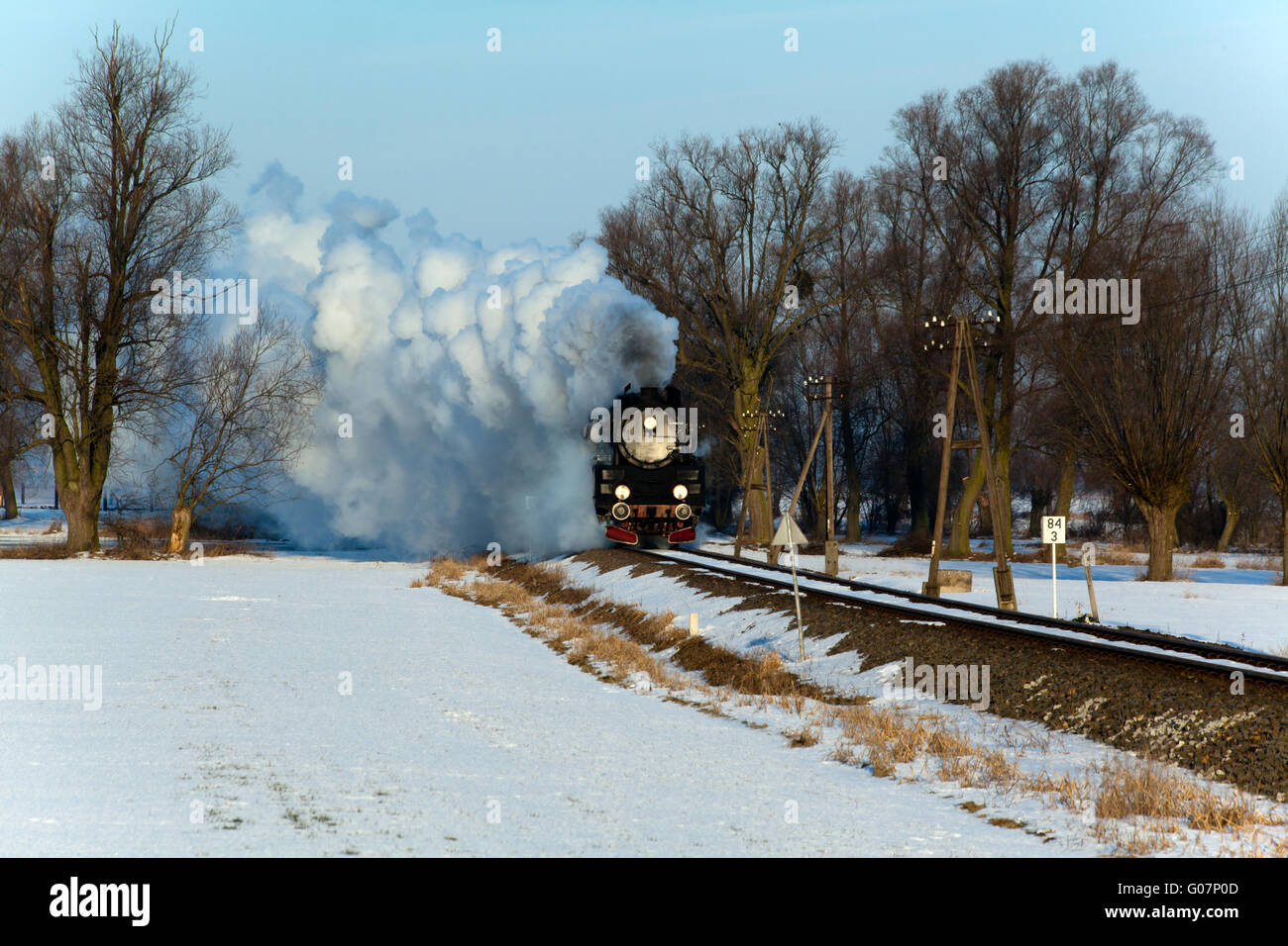 Vintage steam train puffing through countryside du Stock Photo - Alamy