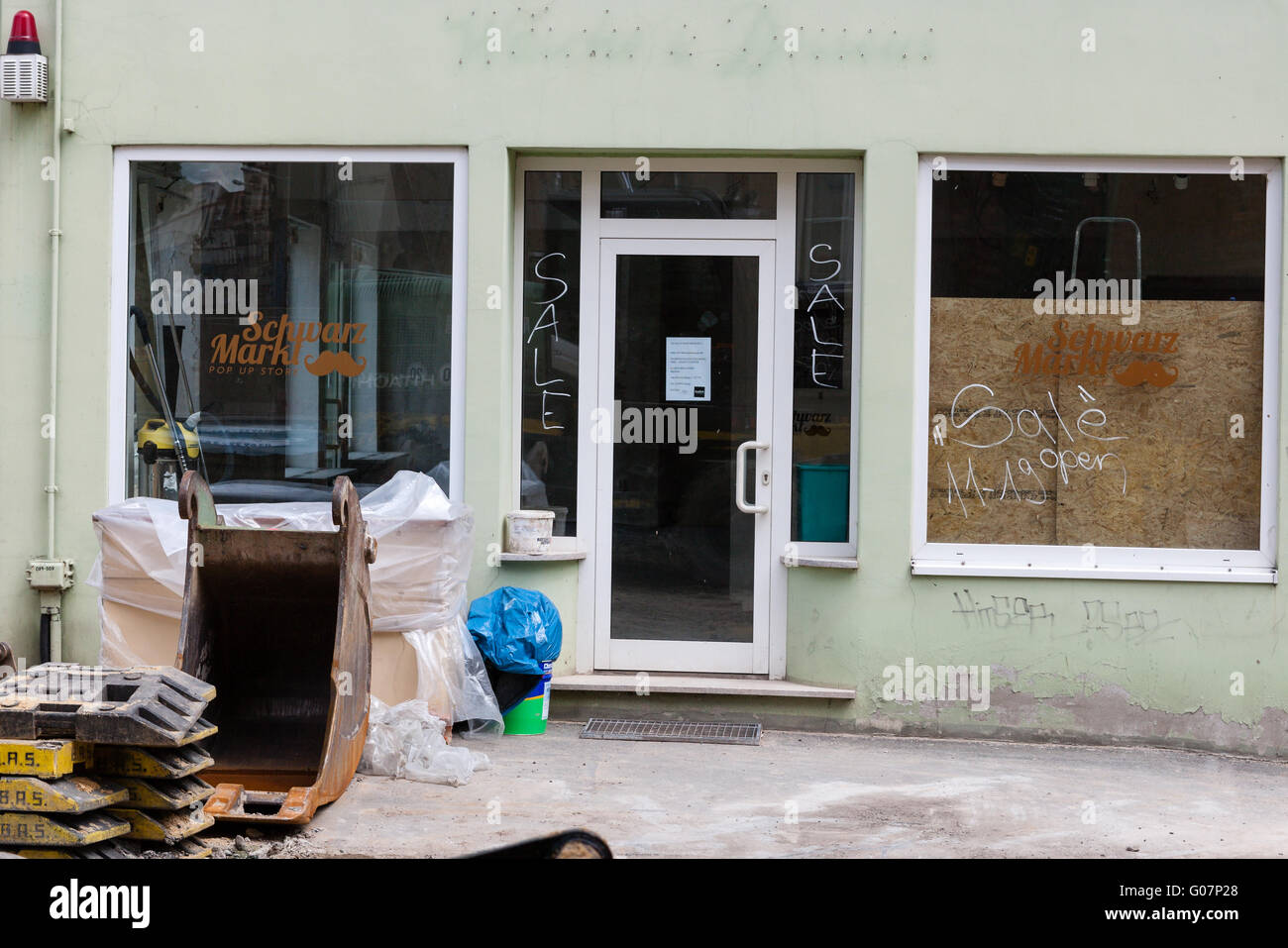Sale sign outside a shop Stock Photo - Alamy