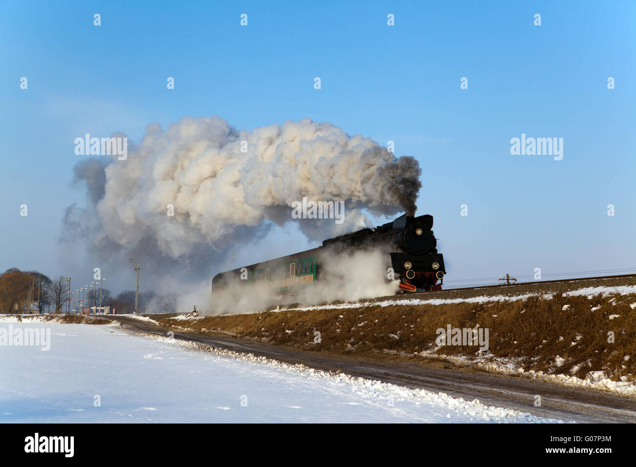 Vintage steam train puffing through countryside du Stock Photo - Alamy