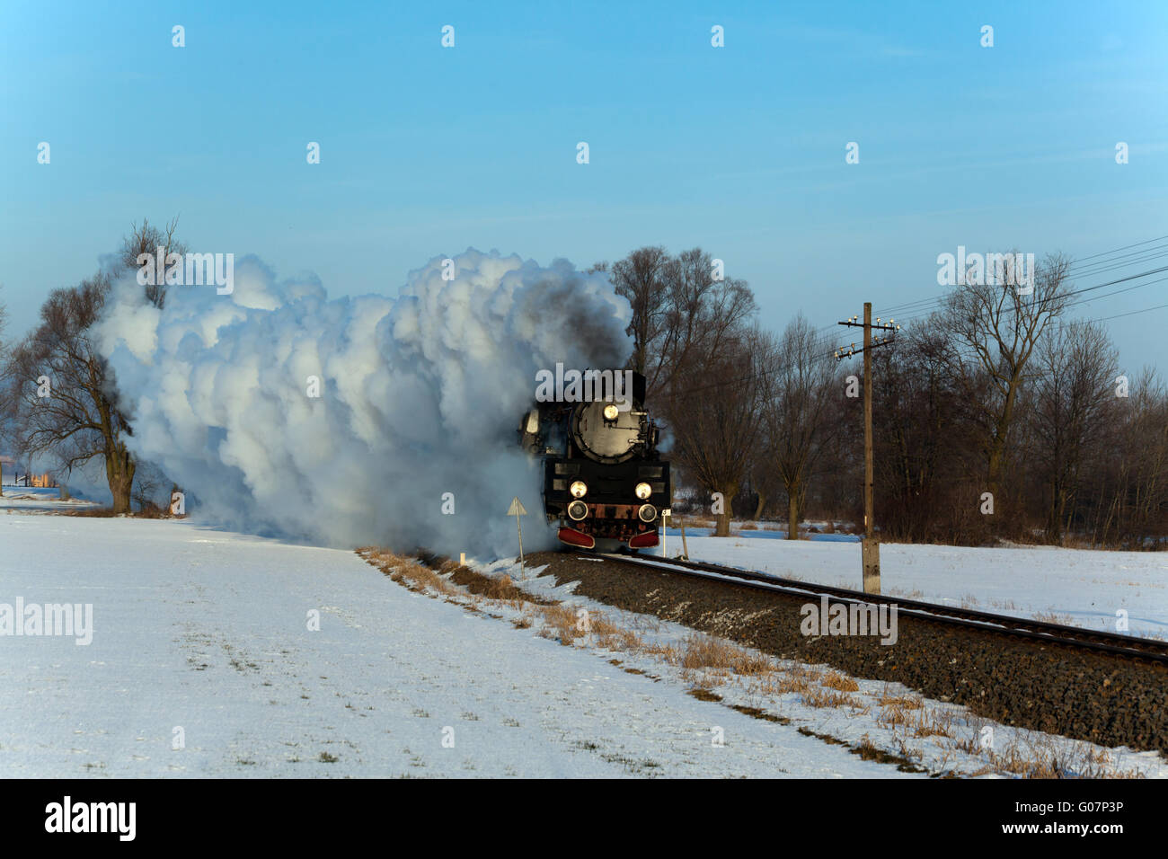 Vintage steam train puffing through countryside du Stock Photo - Alamy