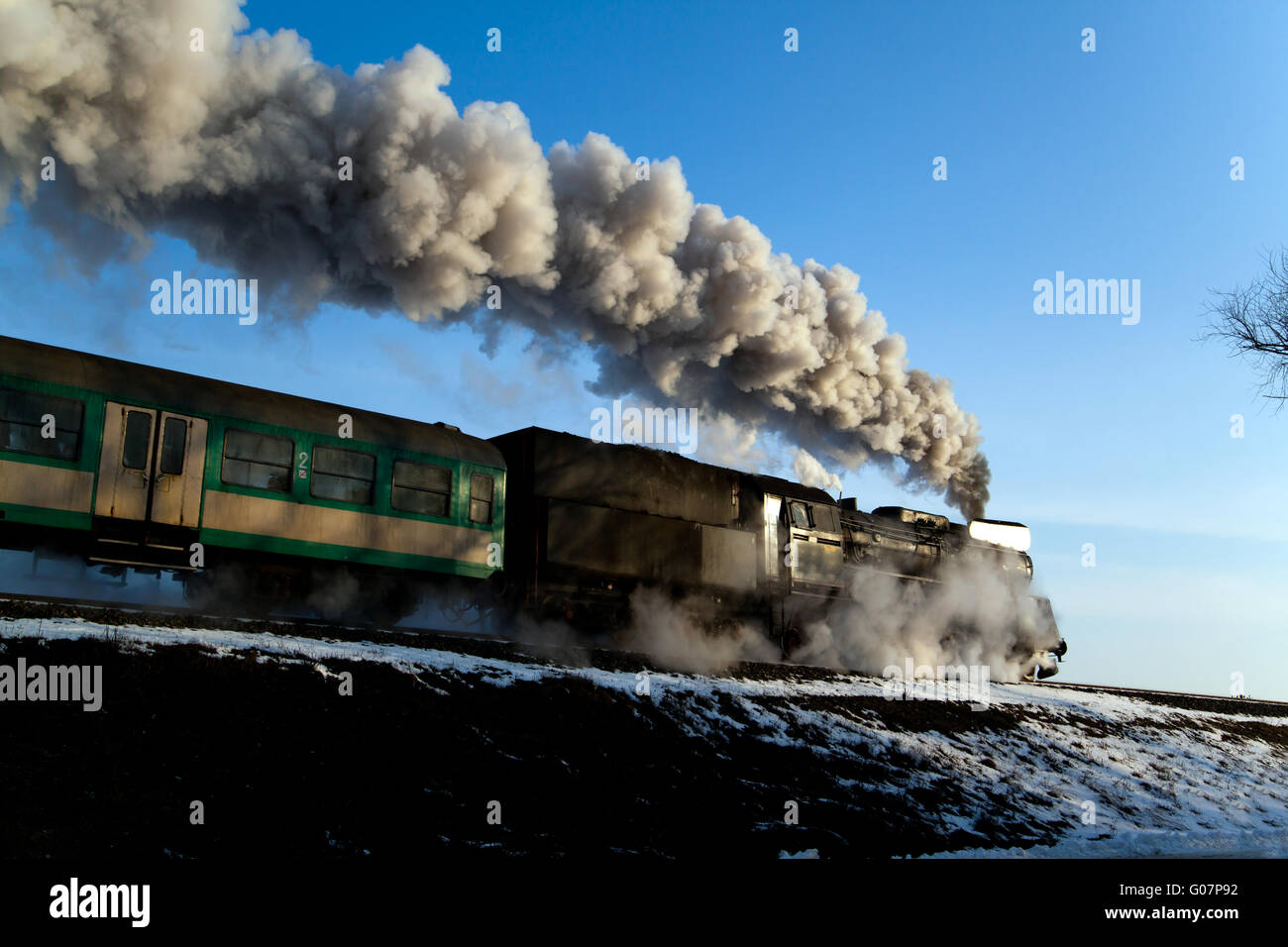Vintage steam train puffing through countryside du Stock Photo - Alamy