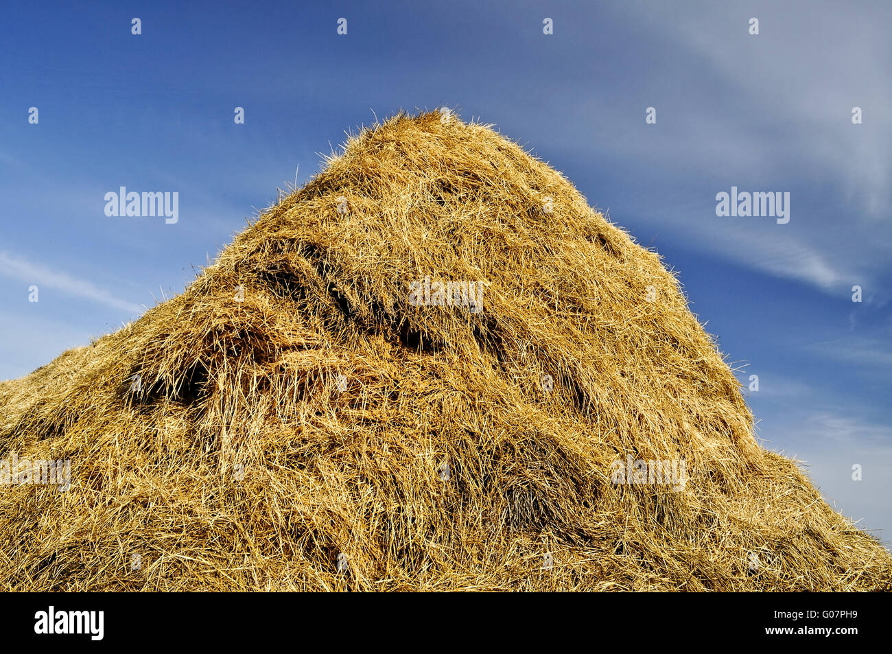 Haystacks hi-res stock photography and images - Alamy