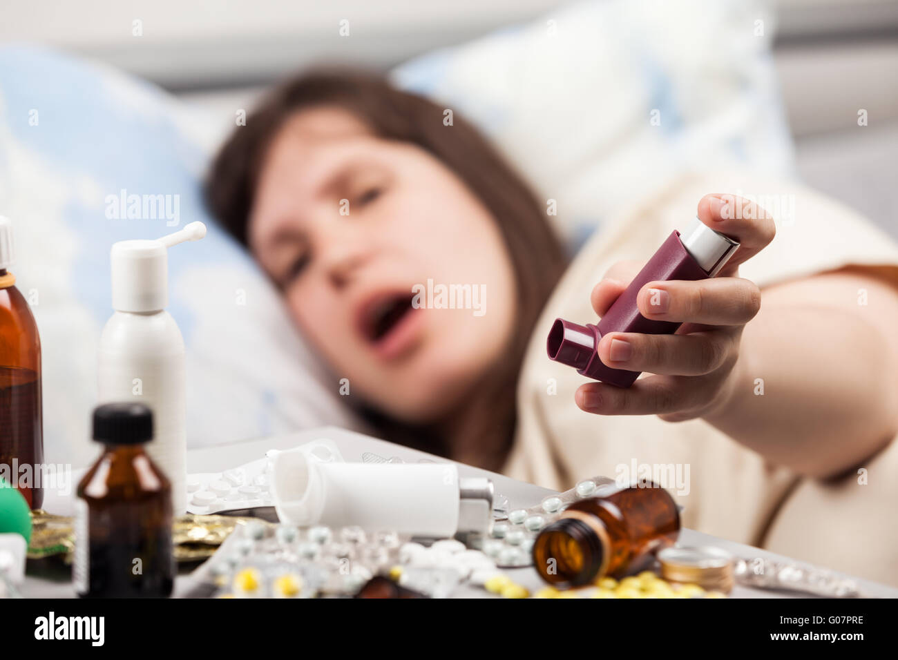 Woman patient in bed hand holding asthmatic inhale Stock Photo - Alamy