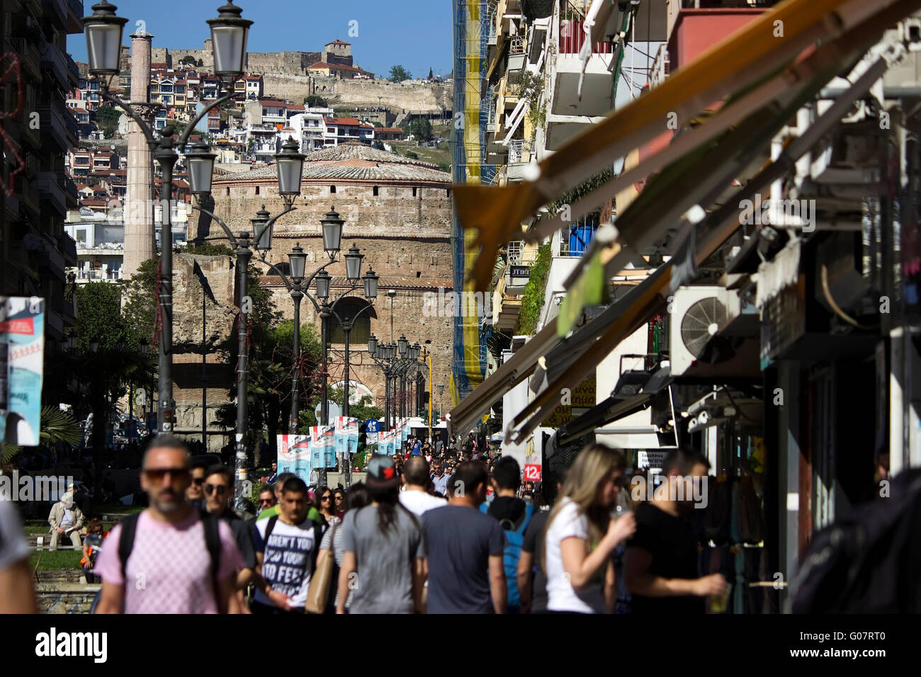 Crowded Gounari str. walkway with Rotunda monument. Thessaloniki's ...