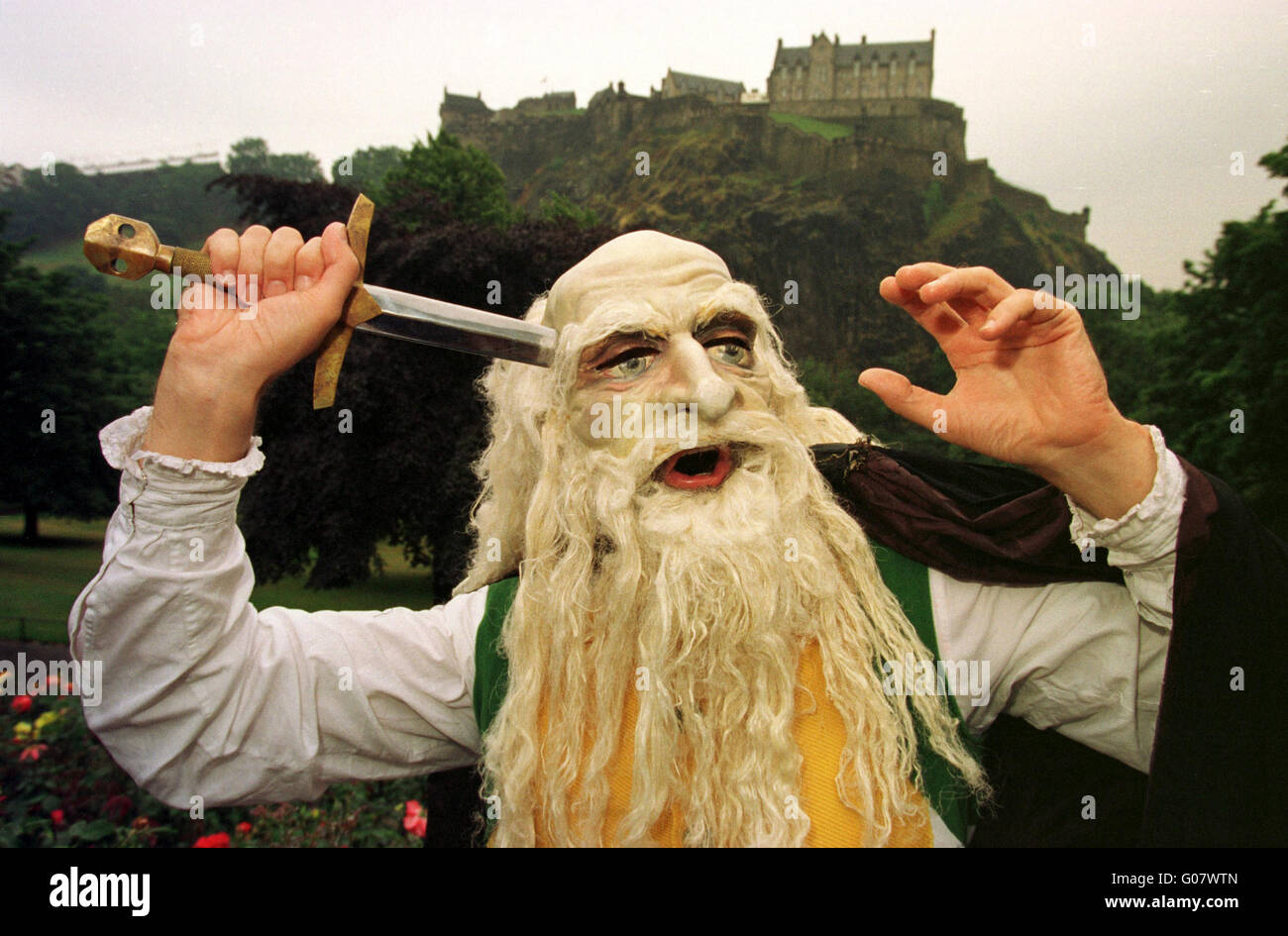 Fringe actor in front of Edinburgh Castle Stock Photo - Alamy