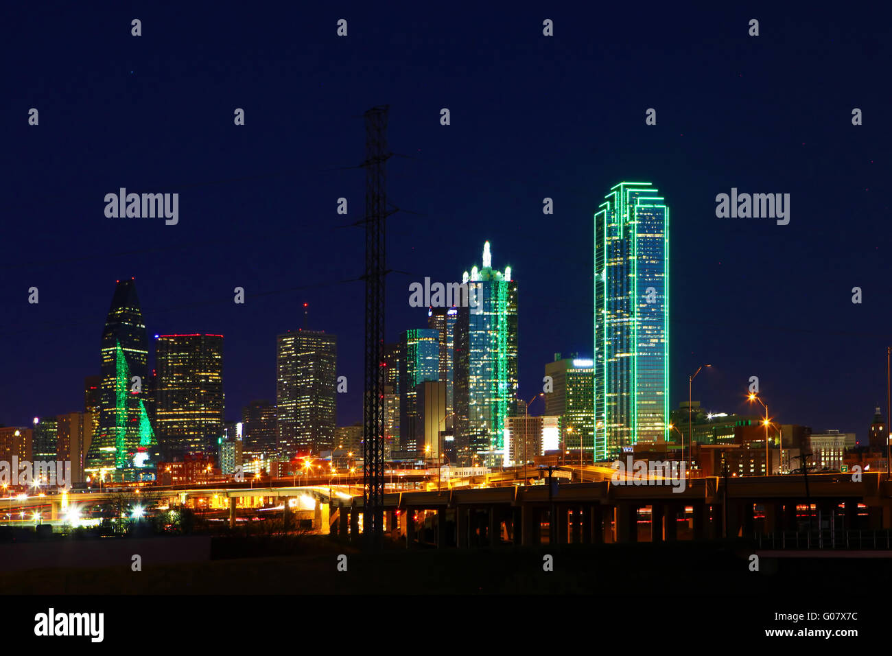 Dallas skyline at night hi-res stock photography and images - Alamy