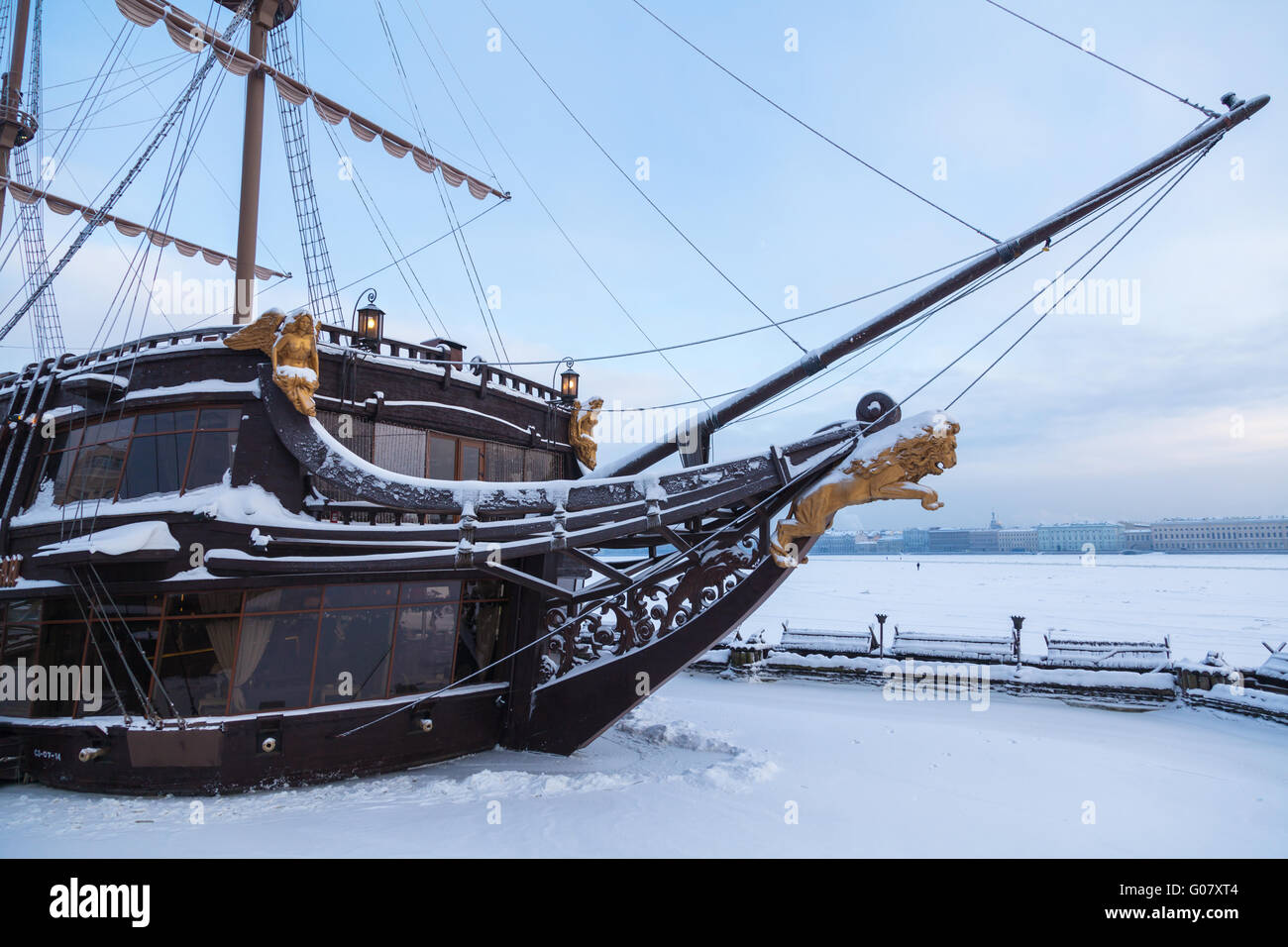 Flying dutchman ship hi-res stock photography and images - Alamy