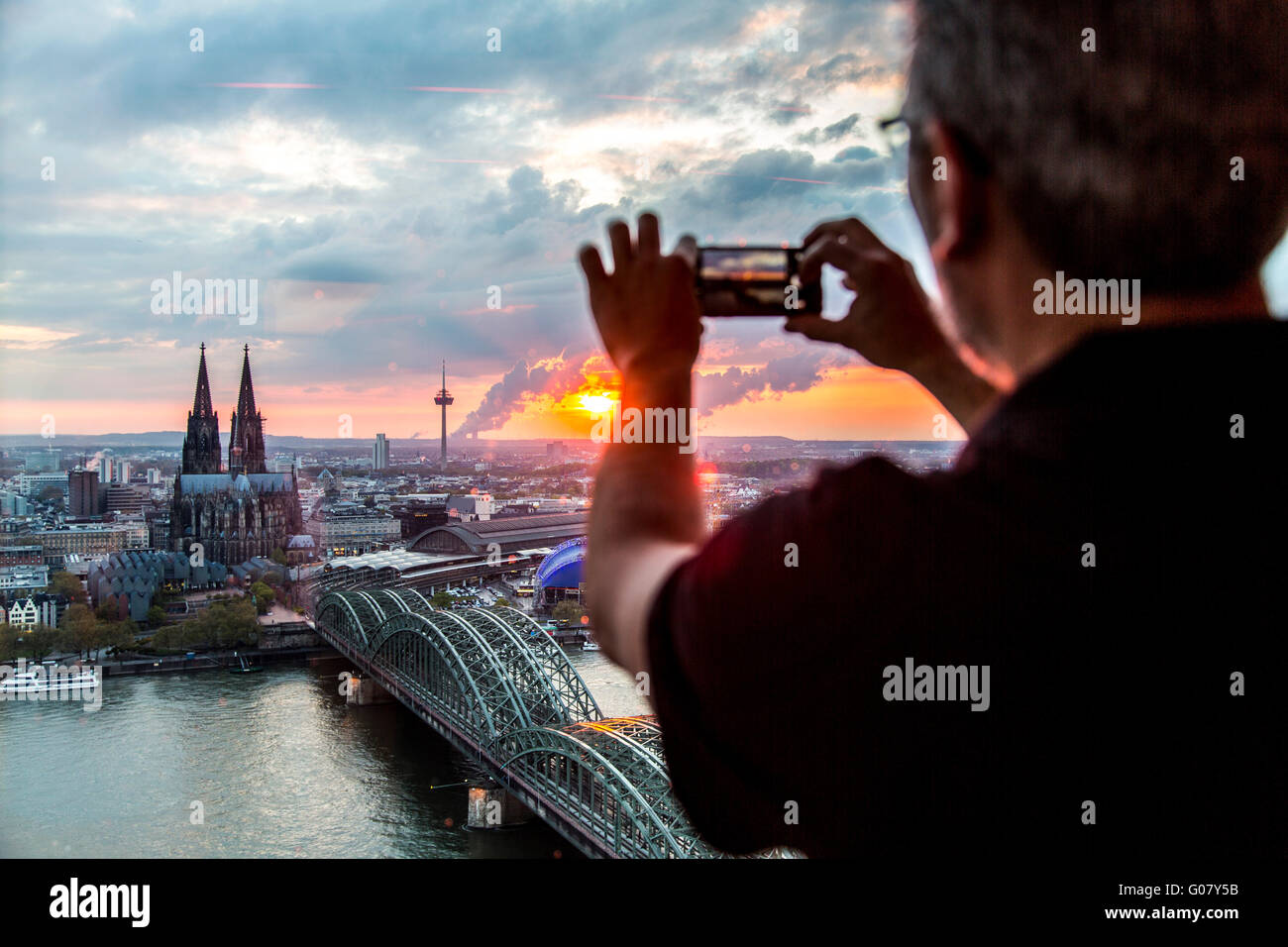 Cologne cathedral, river Rhine, railway bridge Hohenzollern, skyline ...