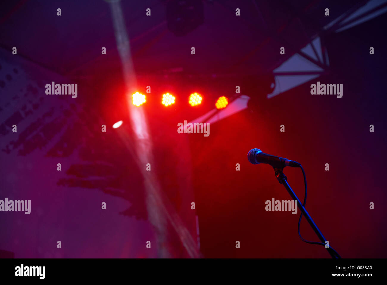 Red stage lights hi-res stock photography and images - Alamy