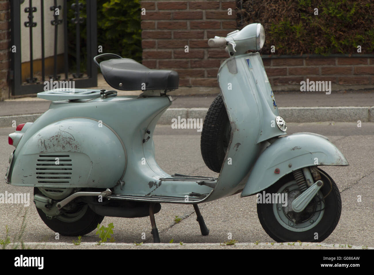 Old scooter hi-res stock photography and images - Alamy