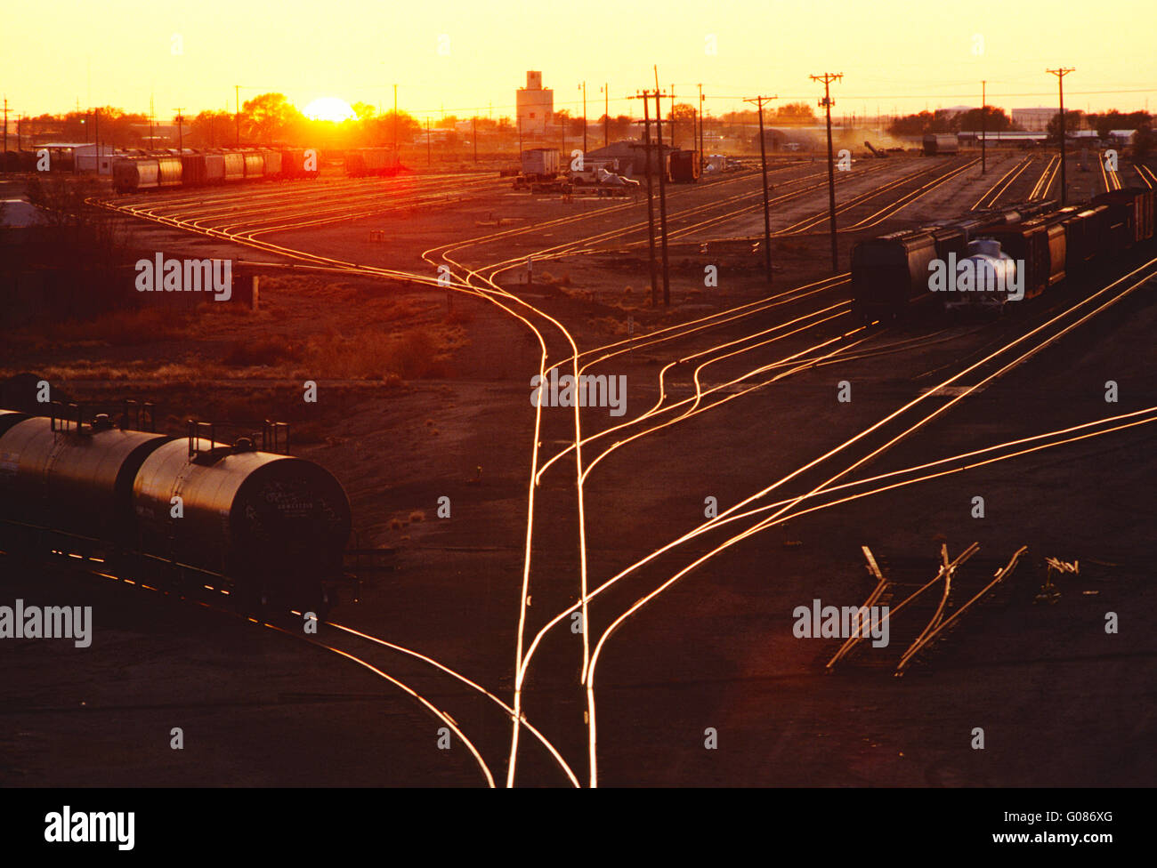 Railroad tracks sunrise hi-res stock photography and images - Alamy
