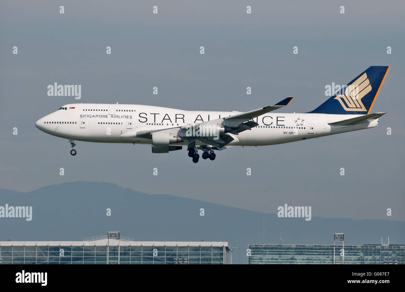 Singapore Airlines Boeing 747-412 9V-SPP landing Stock Photo - Alamy