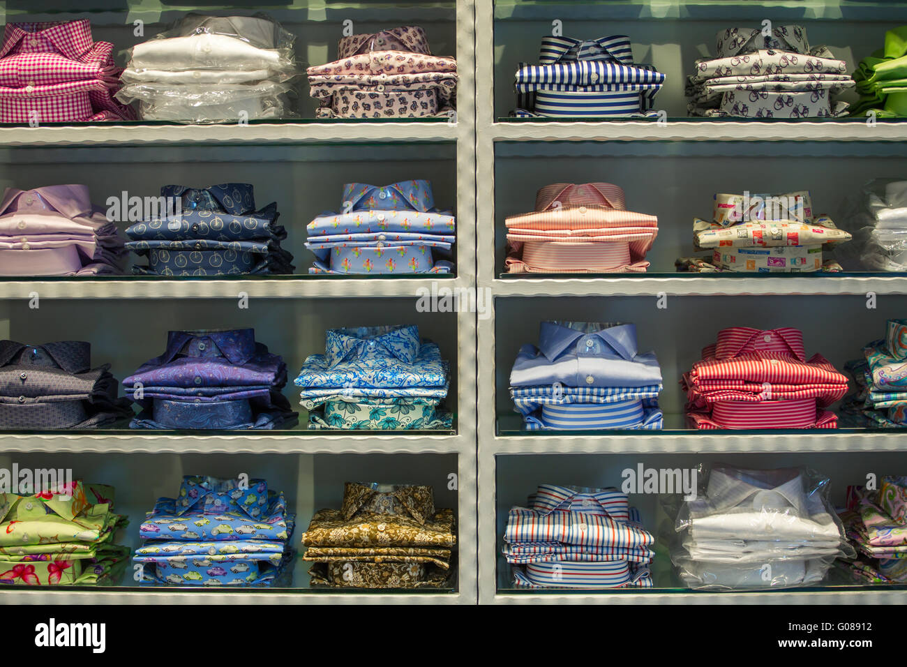 Shop shelves hi-res stock photography and images - Alamy