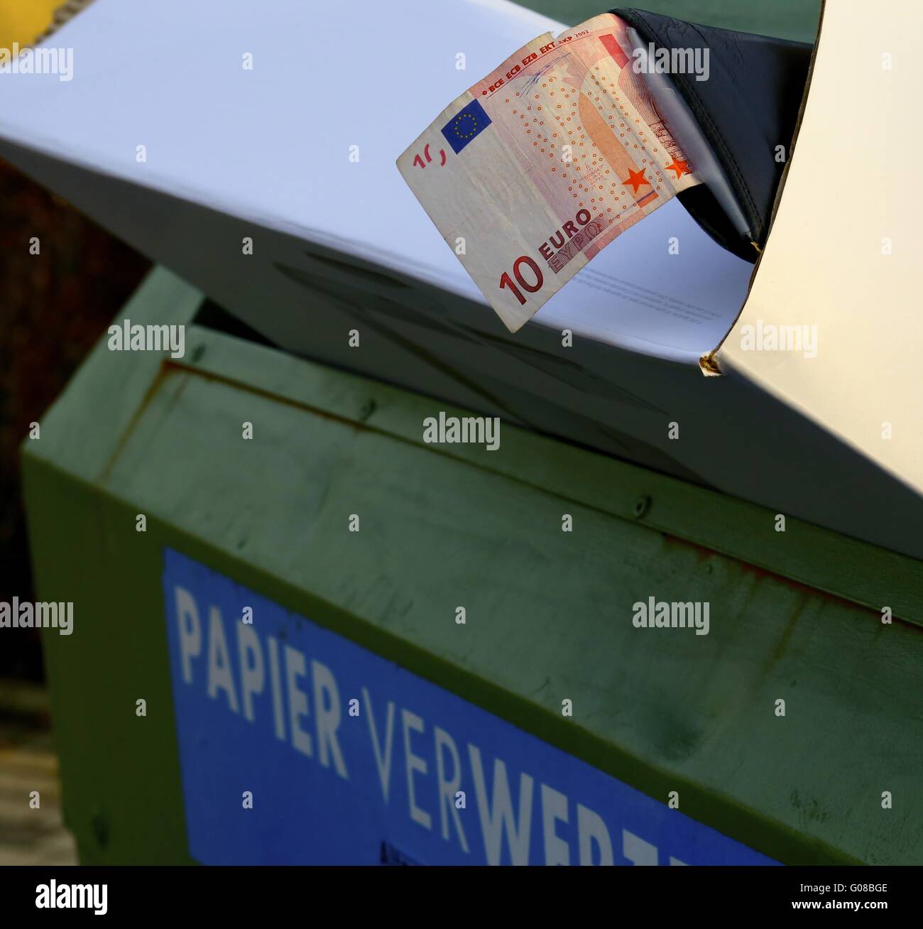 Geldverschwendung hi-res stock photography and images - Alamy