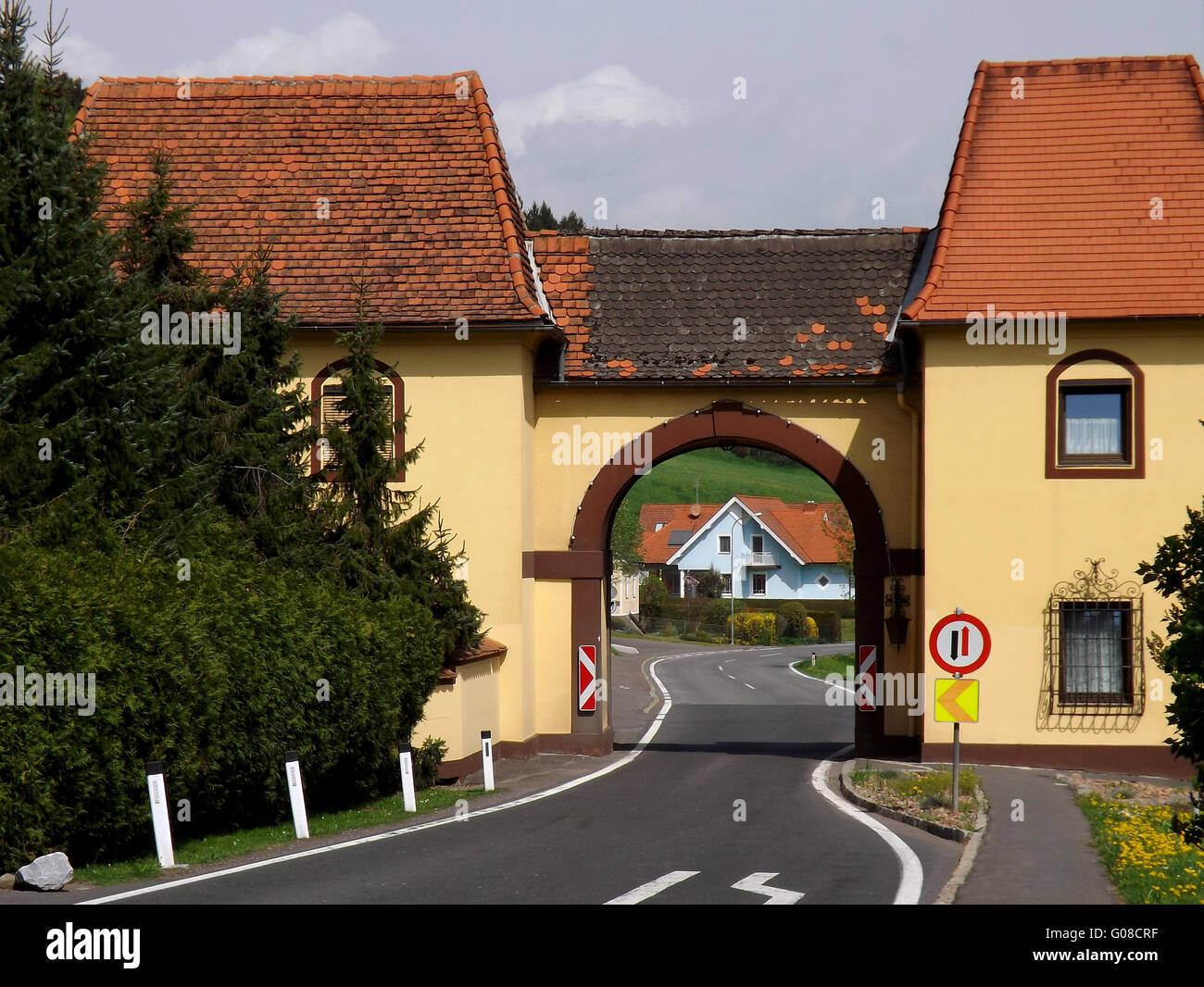 Road narrowing hi-res stock photography and images - Alamy