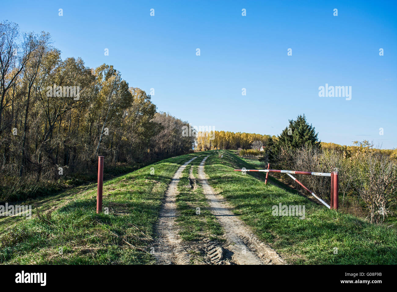 Green embankment hi-res stock photography and images - Alamy