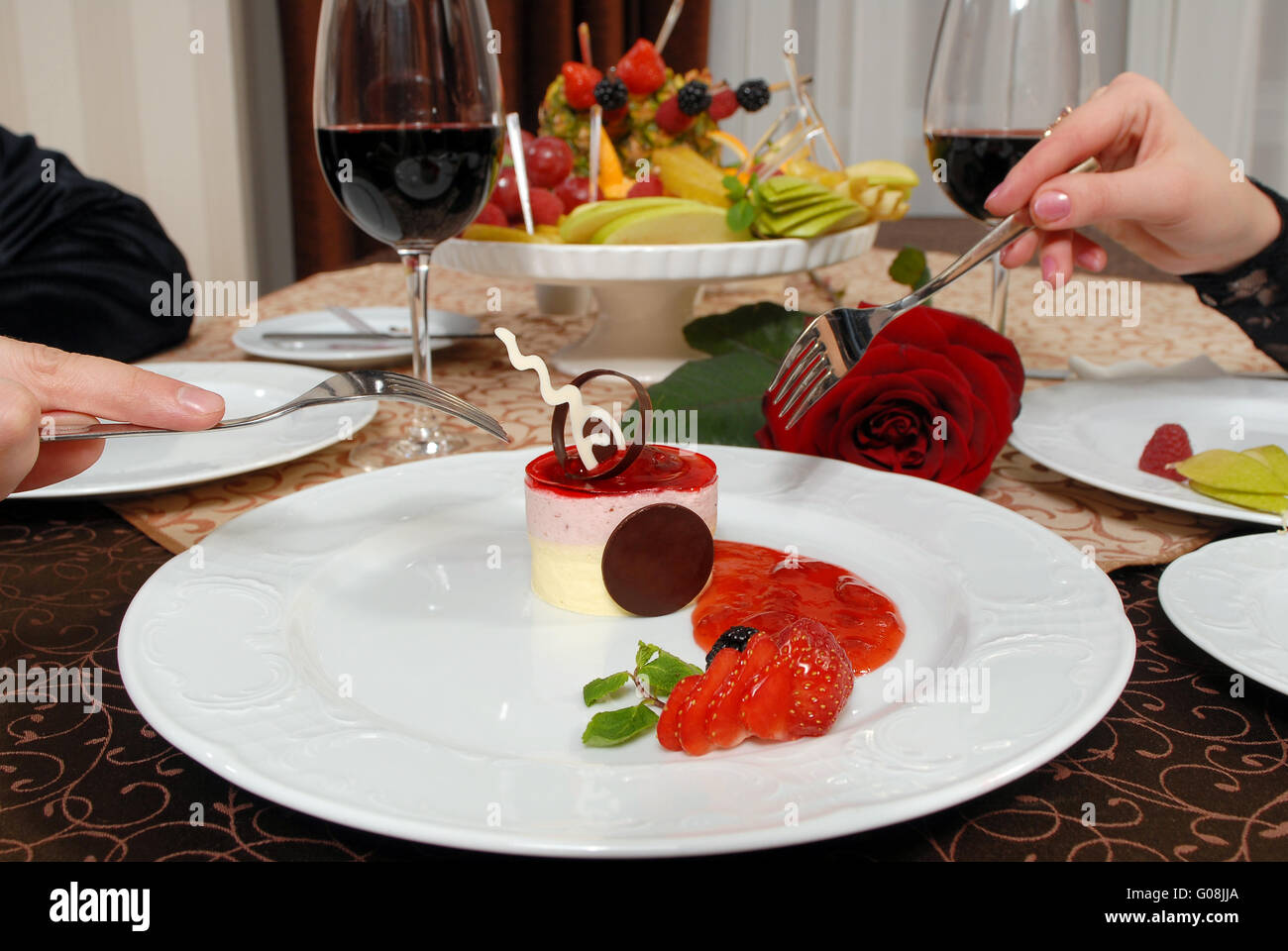 A young couple eating dessert at a restaurant Stock Photo - Alamy