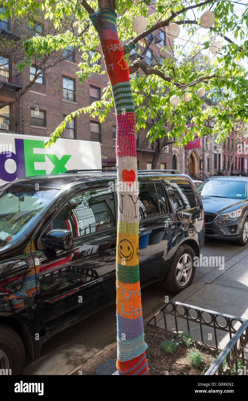 Yarn bombing tree hi-res stock photography and images - Alamy