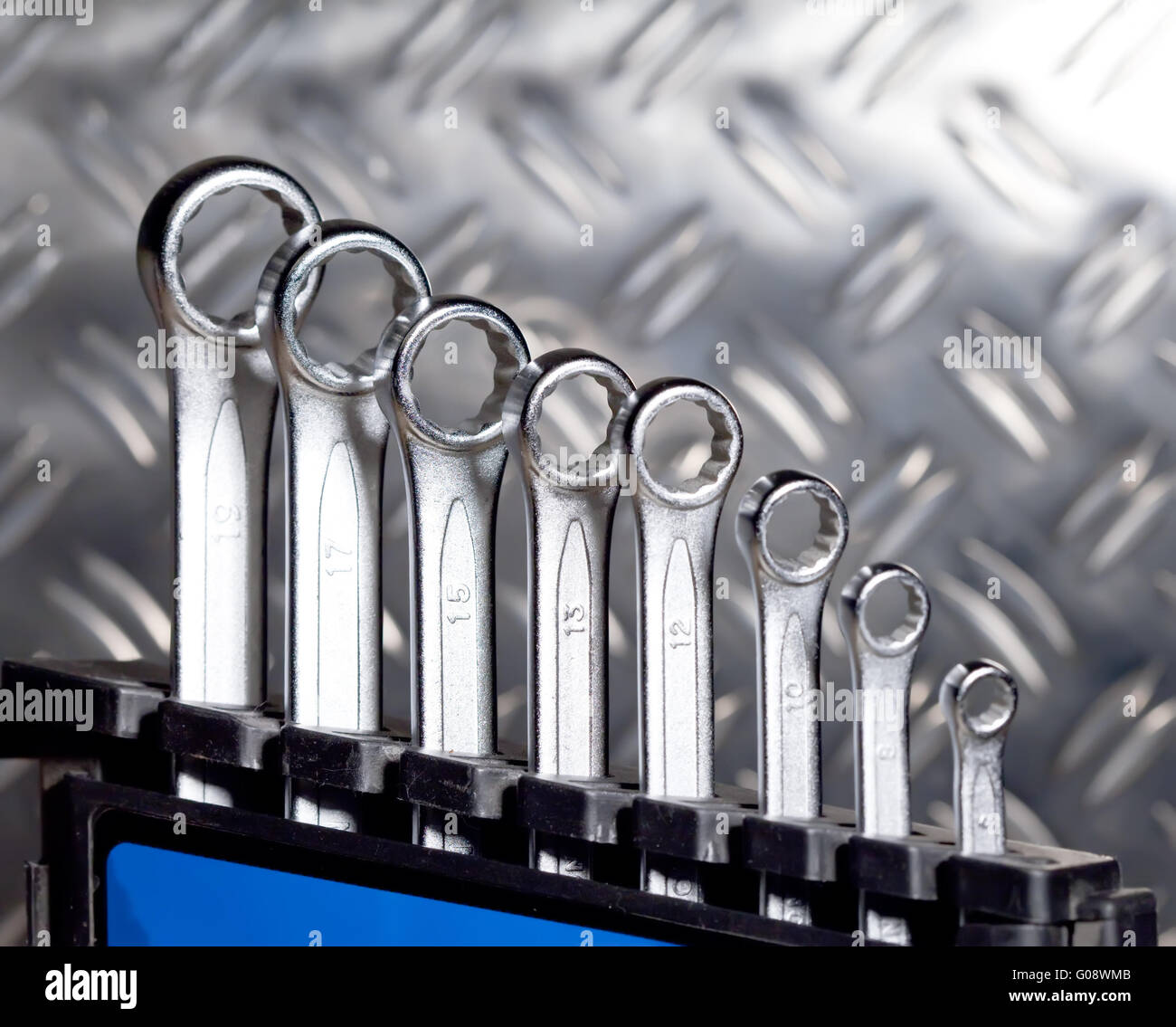 Set of brilliant nut keys of different sizes on su Stock Photo - Alamy