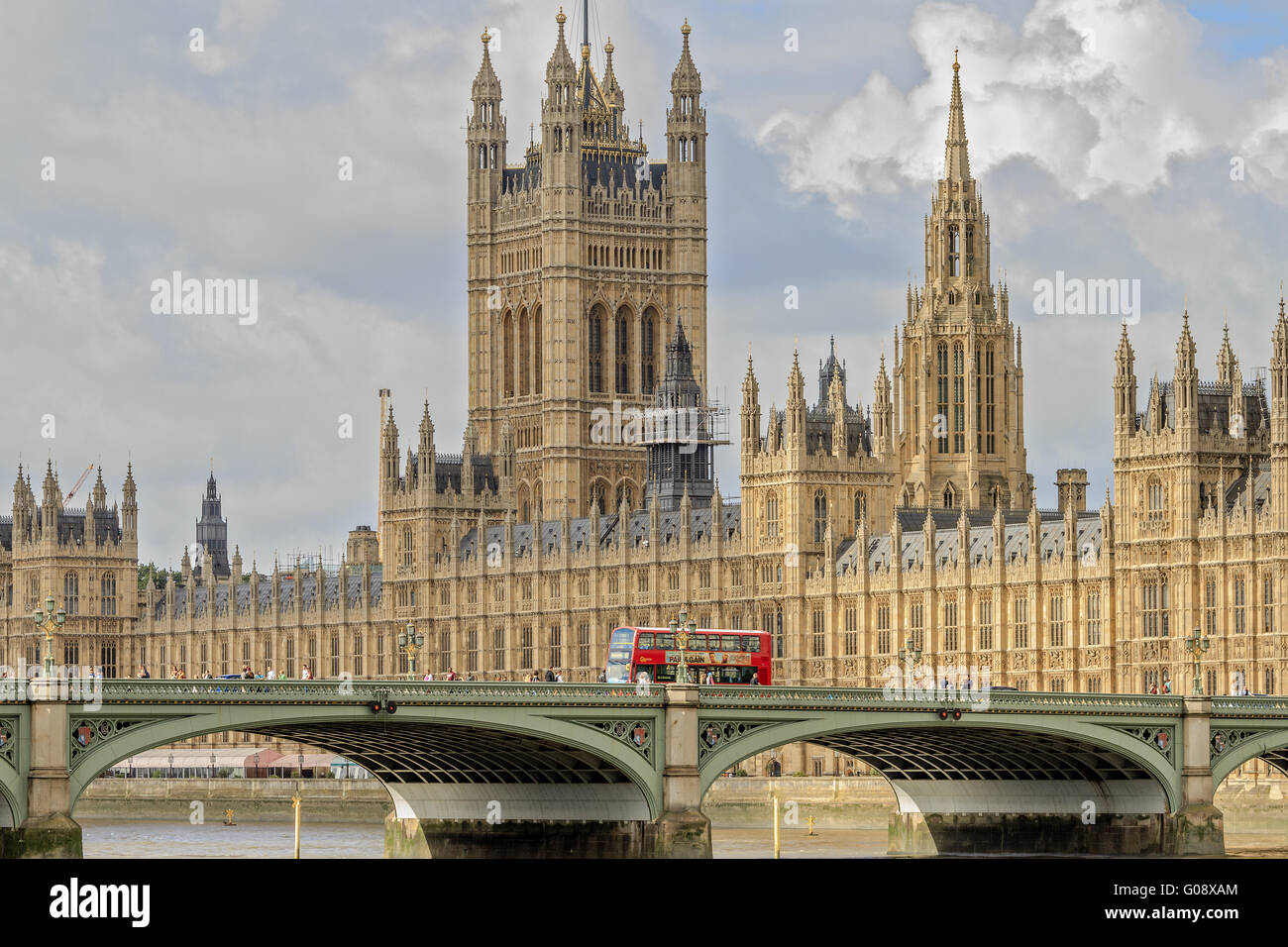 Red london bus crossing tower bridge hi-res stock photography and ...