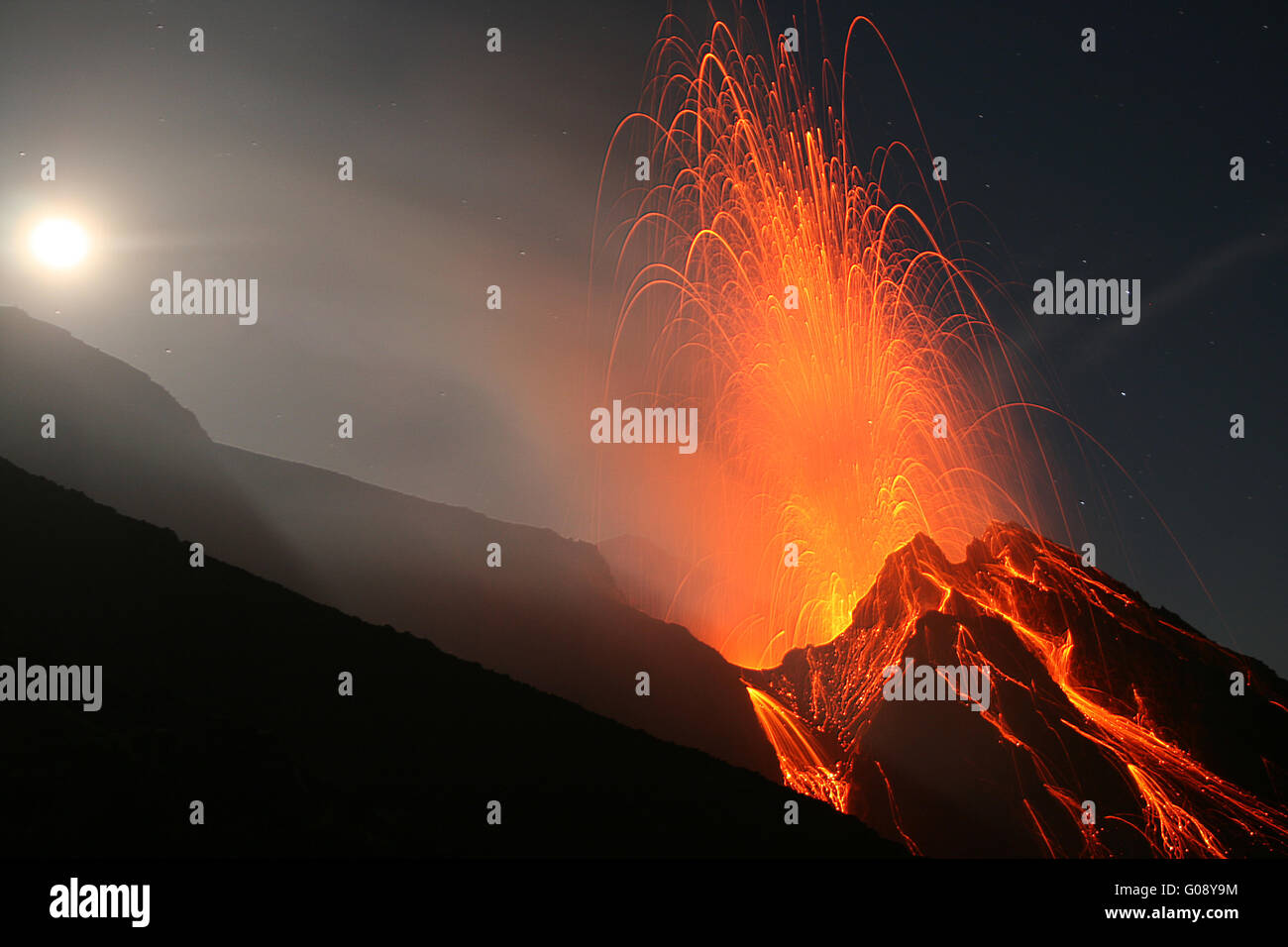 Volcano erupting hi-res stock photography and images - Alamy