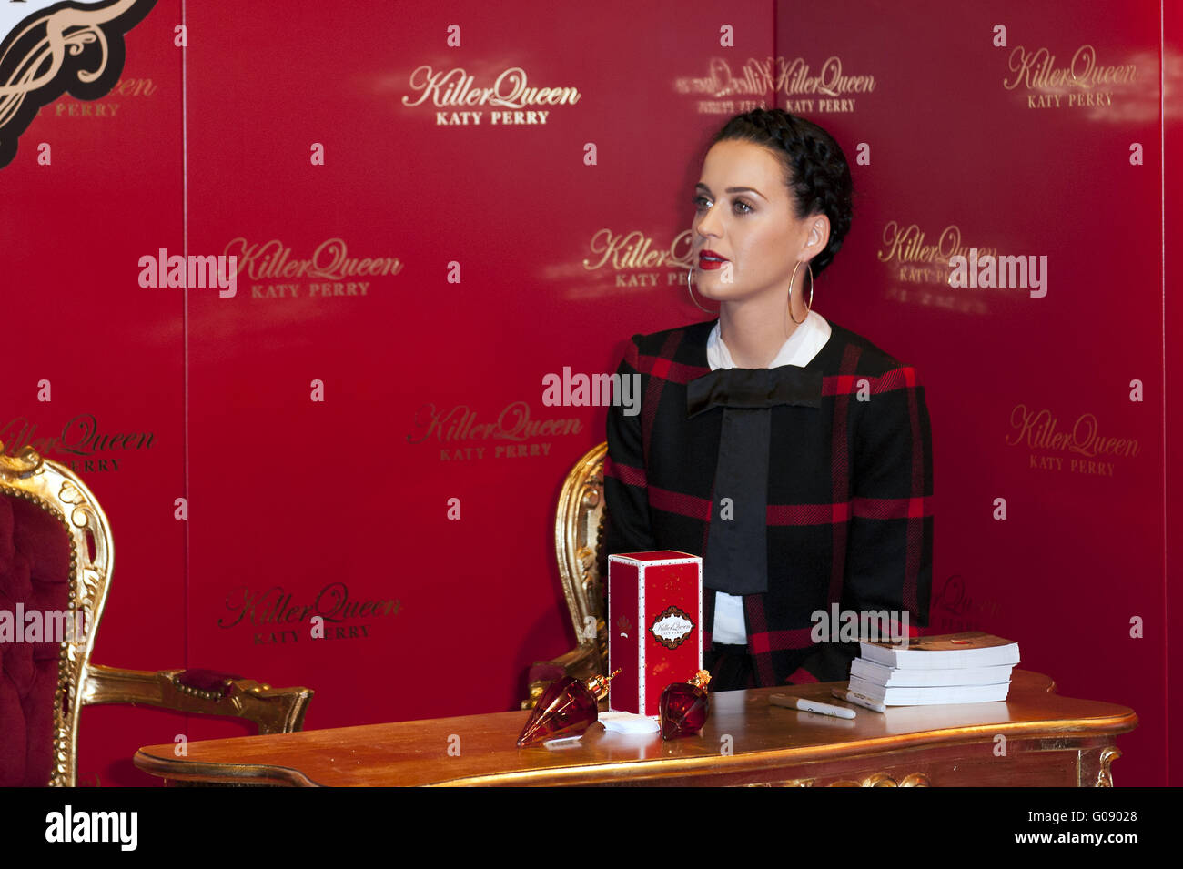 Her new fragrance hi-res stock photography and images - Alamy