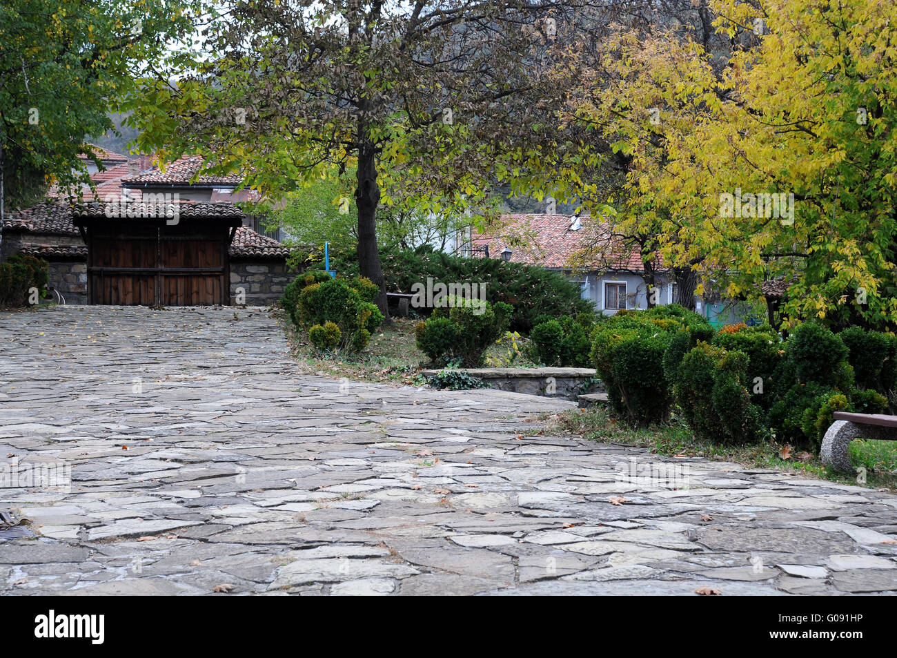 Old cobbled yard hi-res stock photography and images - Alamy