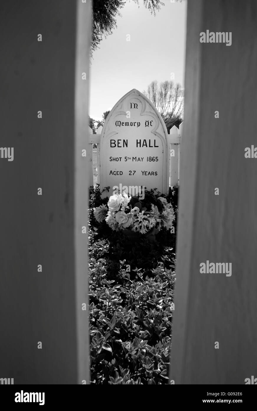 The grave site of Australian bushranger Ben Hall in Forbes Cemetery ...