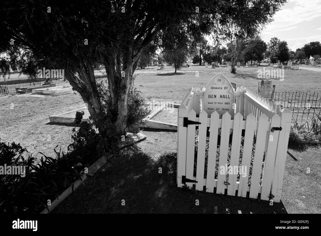 The grave site of Australian bushranger Ben Hall in Forbes Cemetery ...