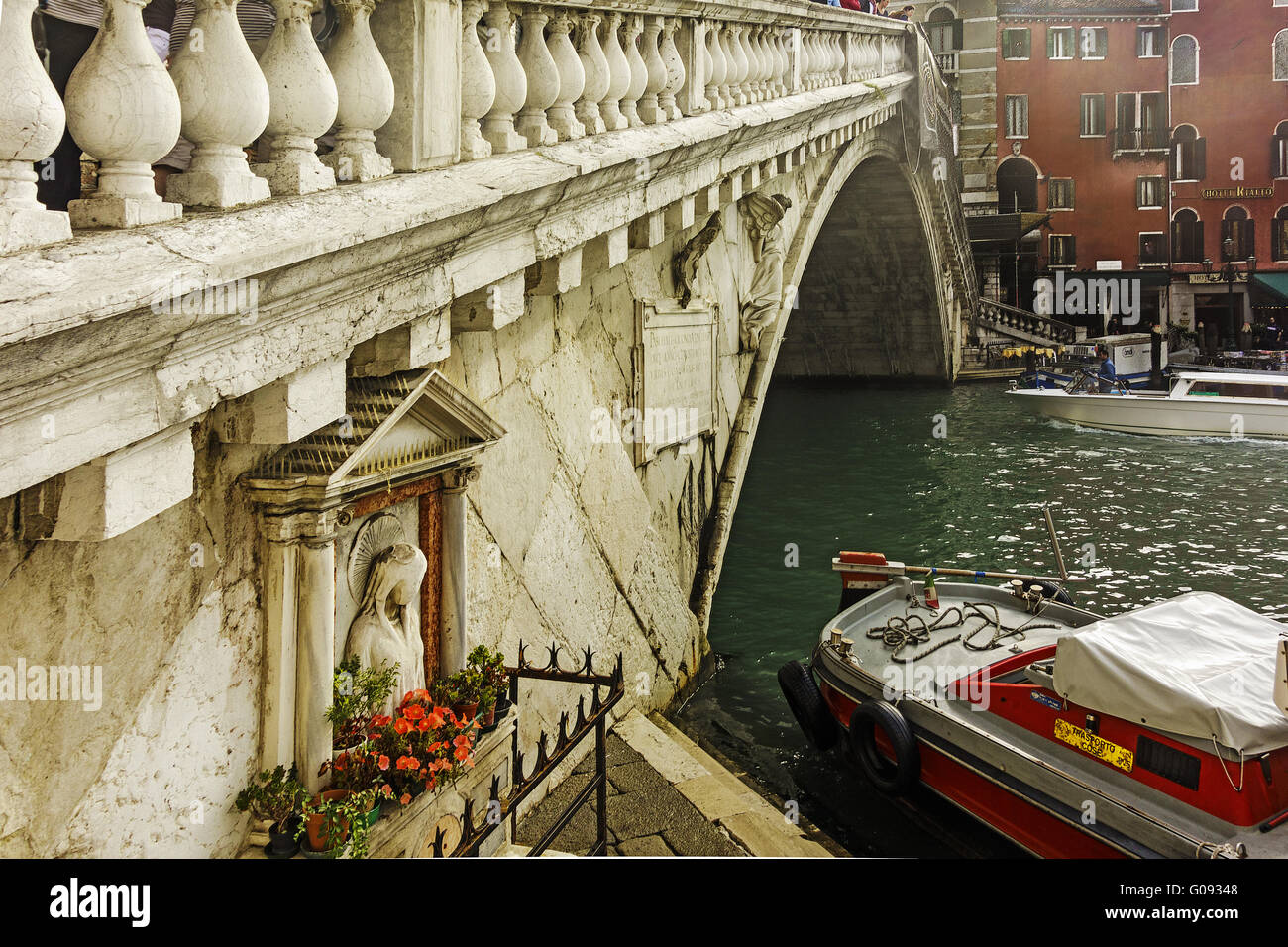 Boat Approaching The Rialto Bridge Venice Italy Stock Photo - Alamy