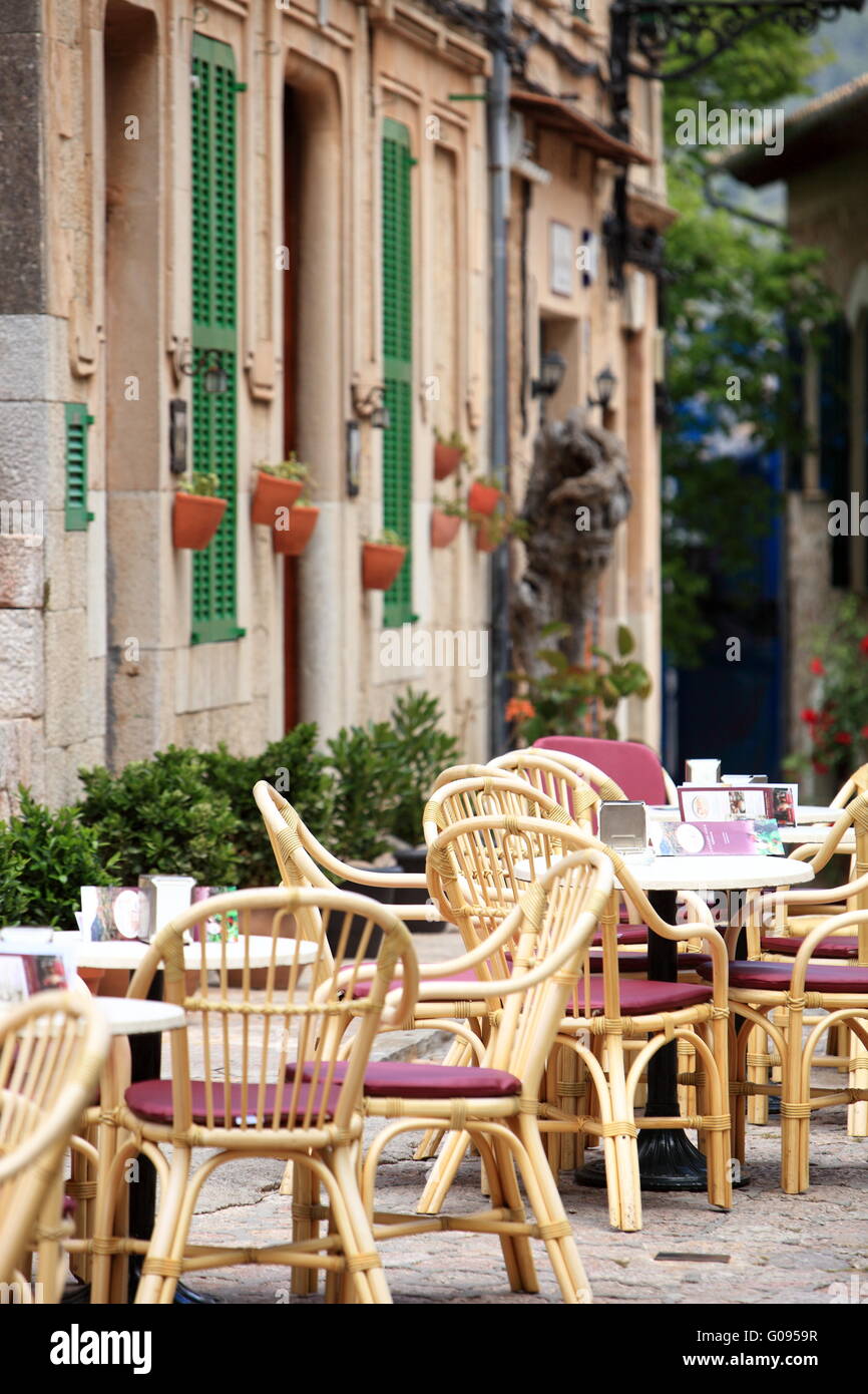 Open air restaurant table hi-res stock photography and images - Alamy