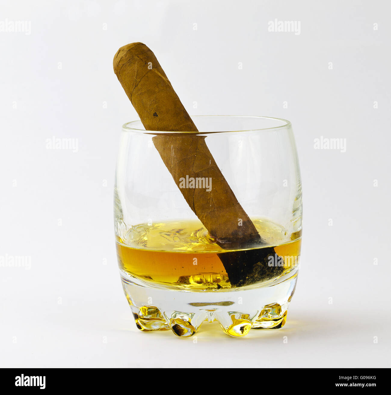 Tumbler with whisky aand a dipped into cigar Stock Photo - Alamy
