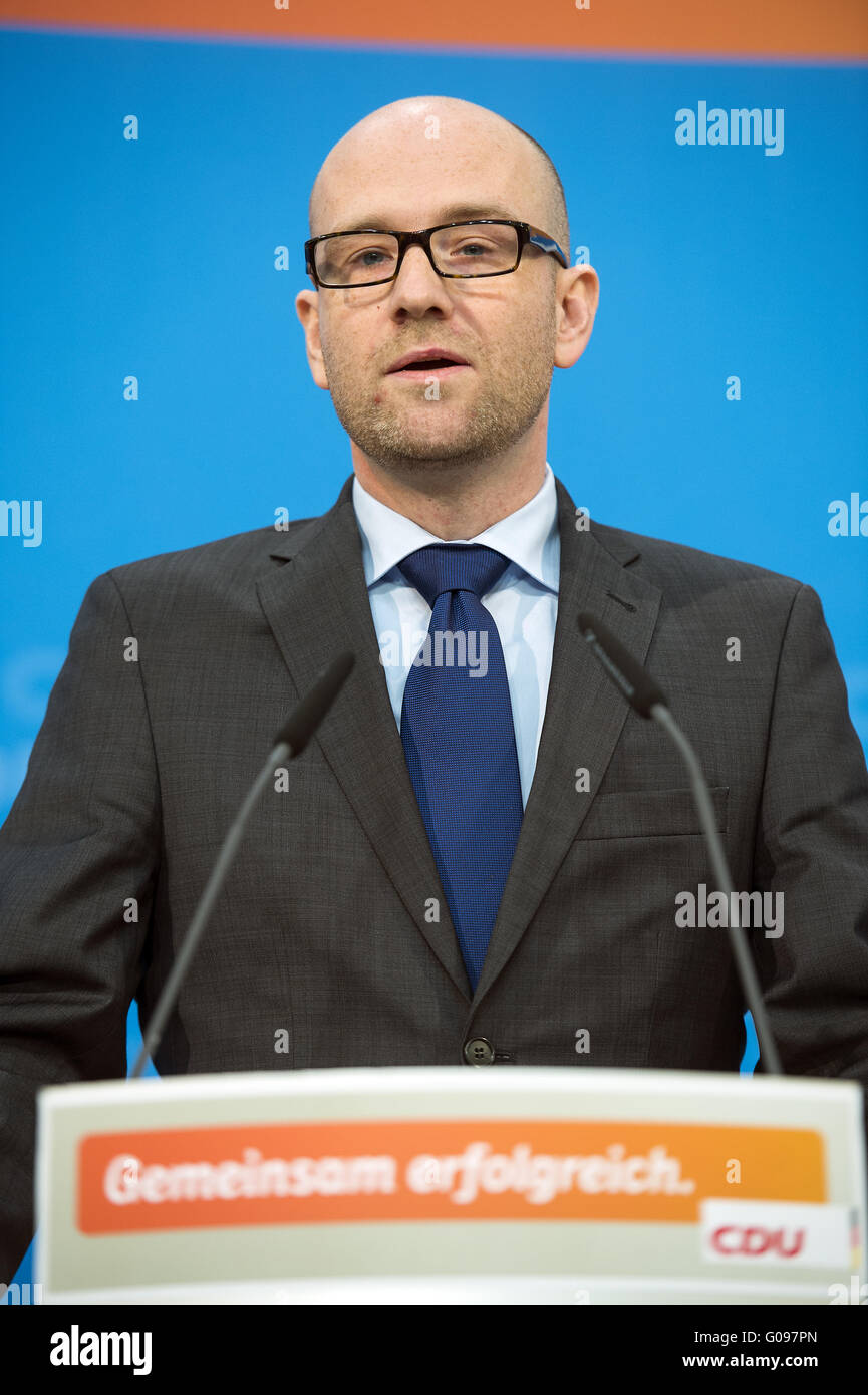 Gives press conference hi-res stock photography and images - Alamy