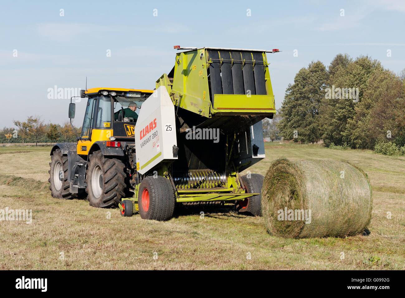 Rundballenpresse traktor hi-res stock photography and images - Alamy